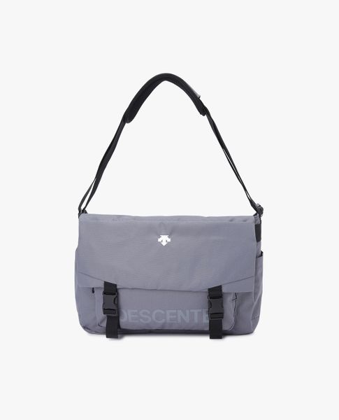 DESCENTE - Túi đeo vai unisex phom chữ nhật Sports Basic Big Wording