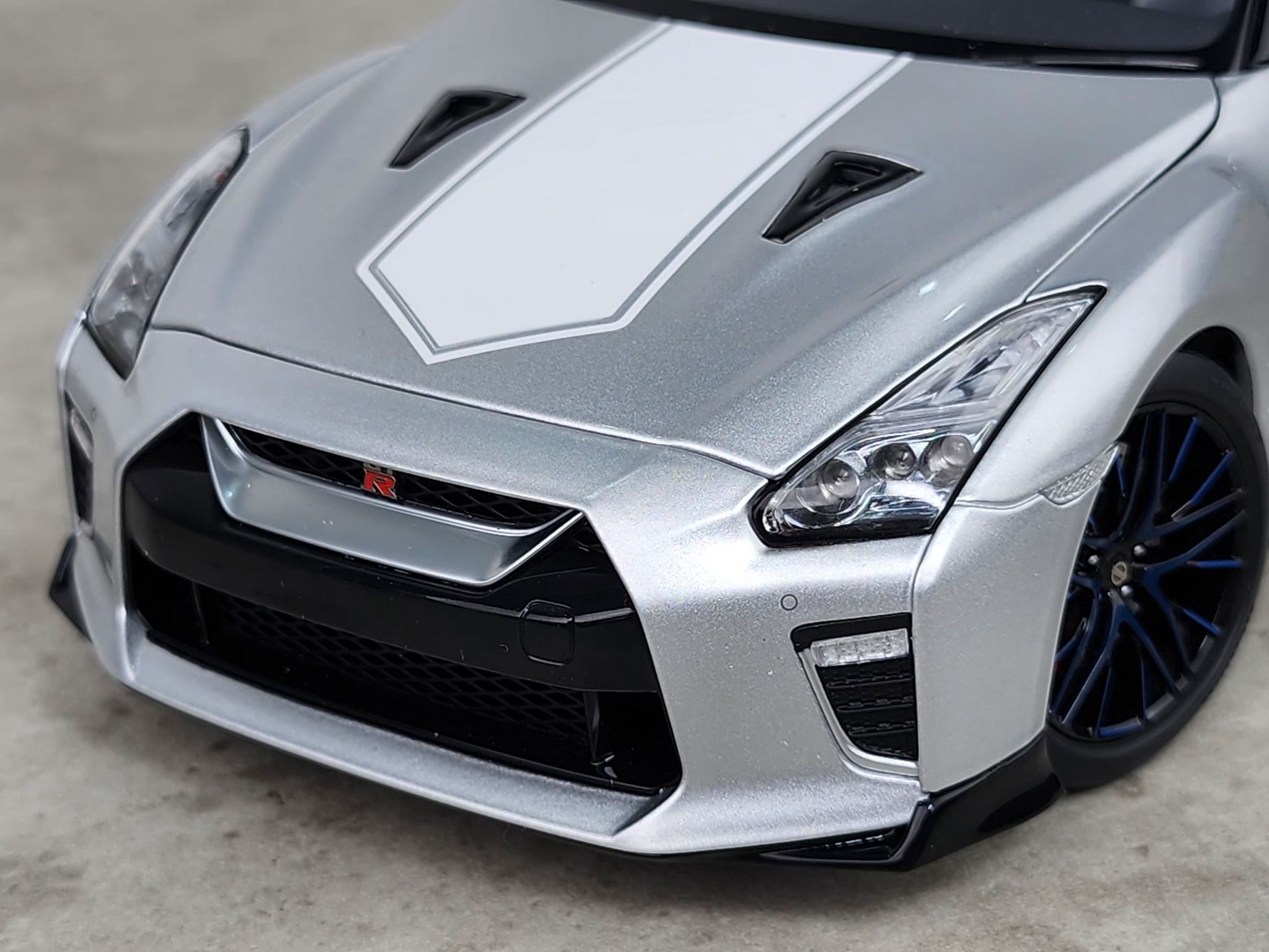 Xe Mô Hình Nissan GT-R(R35) 50th AnniVersary 1:18 MotorHelix (Ultimate – Shop Xe Mô Hình Tĩnh