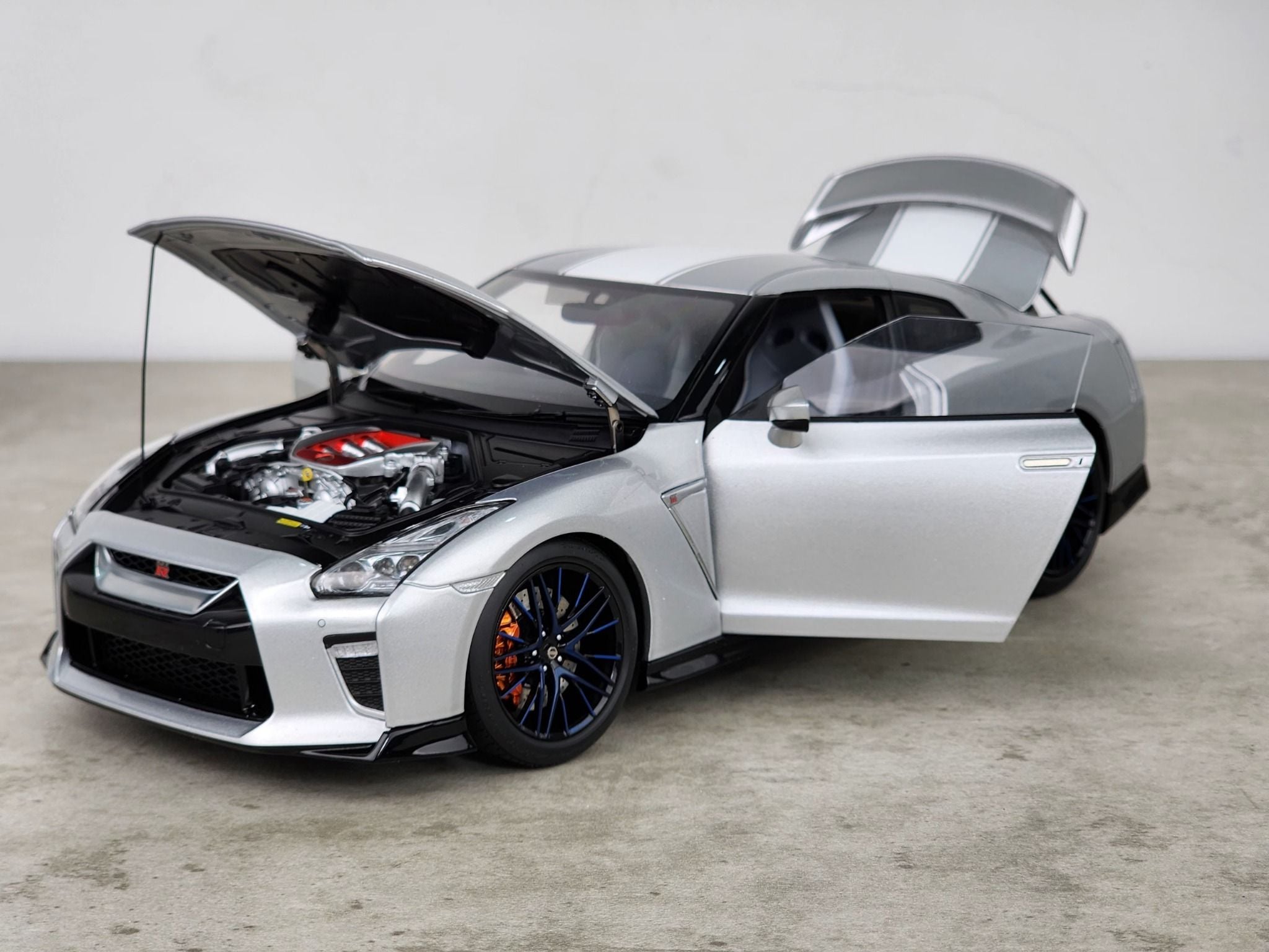 Xe Mô Hình Nissan GT-R(R35) 50th AnniVersary 1:18 MotorHelix (Ultimate ...