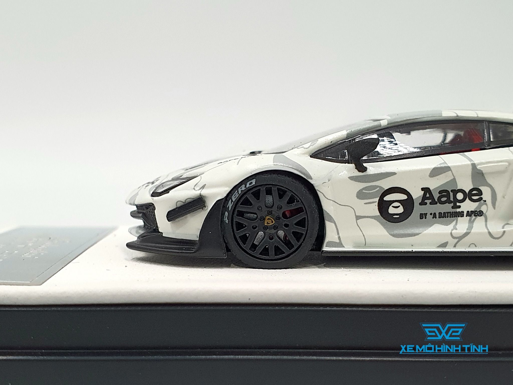 Xe Mô Hình Lamborghini Aventador Lp700-4 "AAPE - Figure" 1:64 Space Mo ...