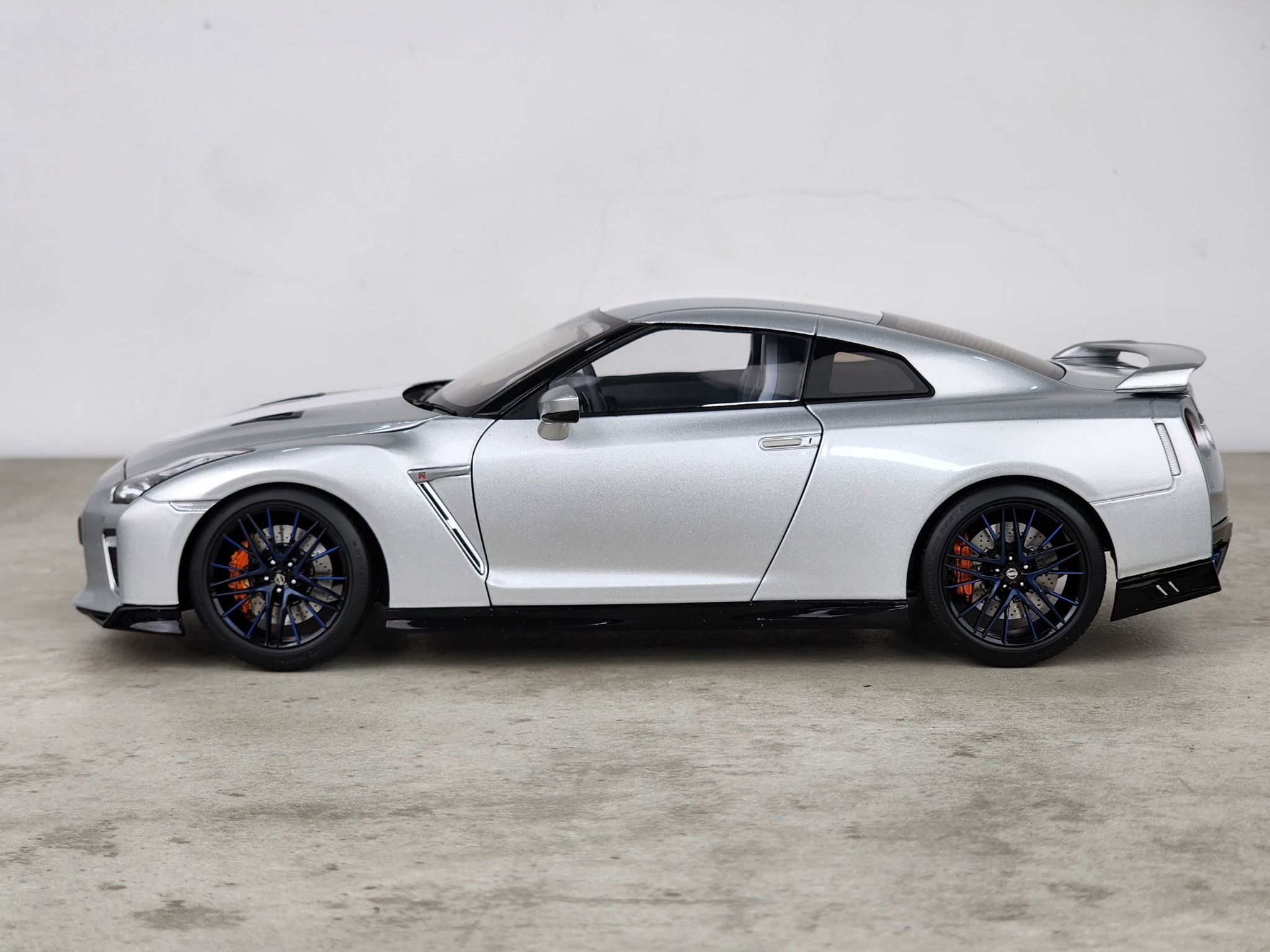 Xe Mô Hình Nissan GT-R(R35) 50th AnniVersary 1:18 MotorHelix (Ultimate – Shop Xe Mô Hình Tĩnh