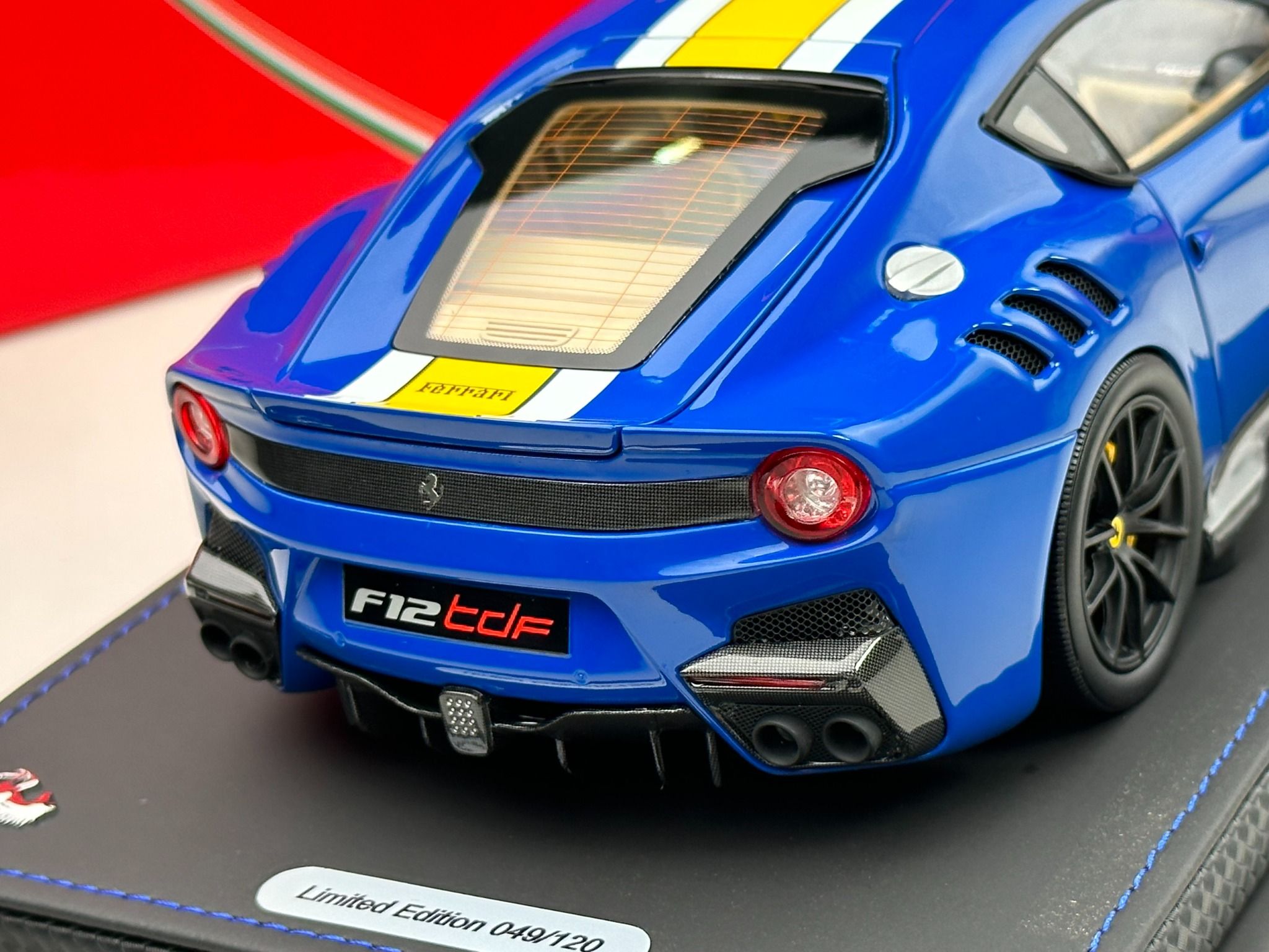 Xe Mô Hình (V) Ferrari F12 TDF Azzurro Dino 1:18 BBR ( Xanh Sọc Vàng ...