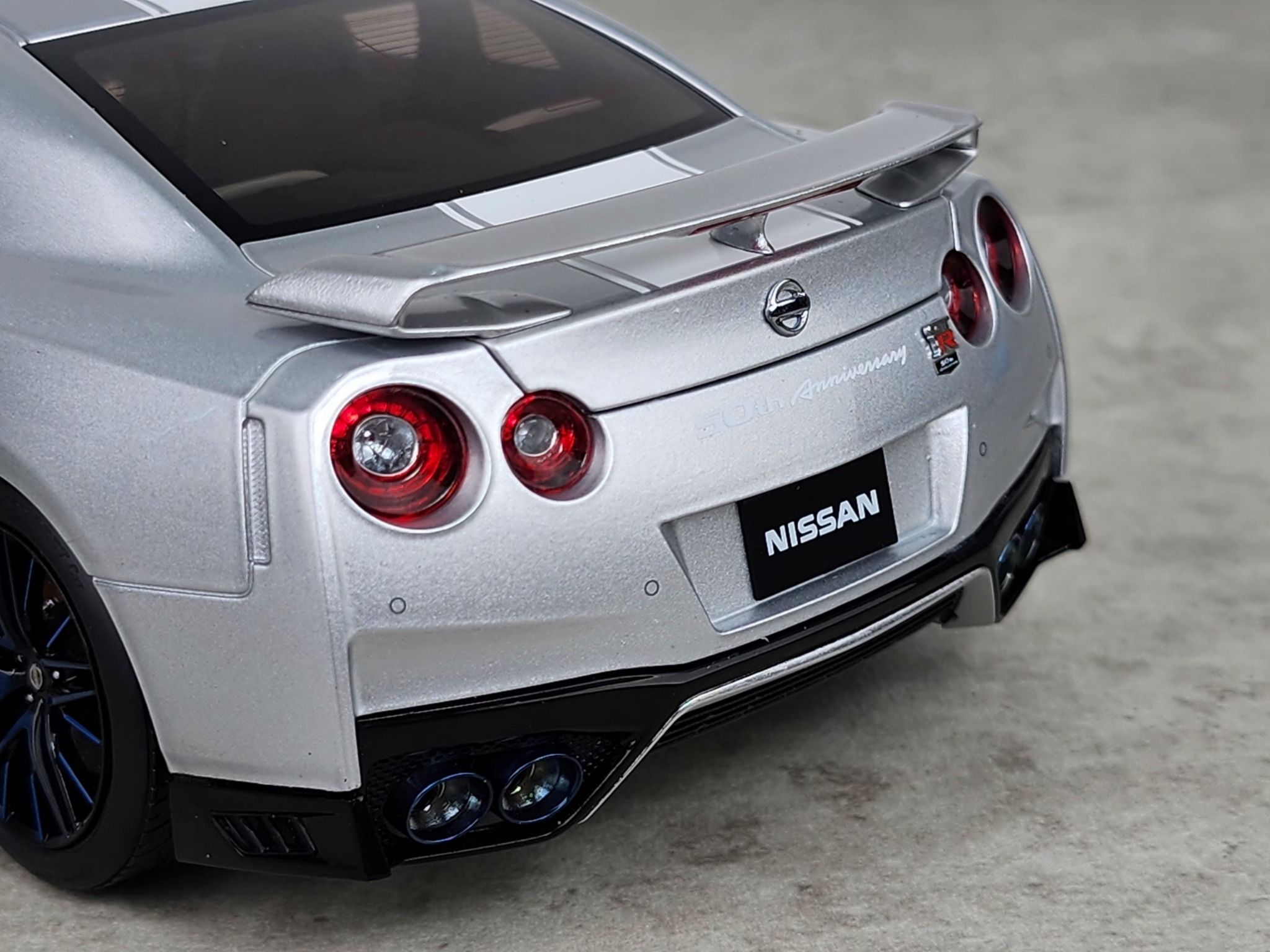 Xe Mô Hình Nissan GT-R(R35) 50th AnniVersary 1:18 MotorHelix (Ultimate – Shop Xe Mô Hình Tĩnh