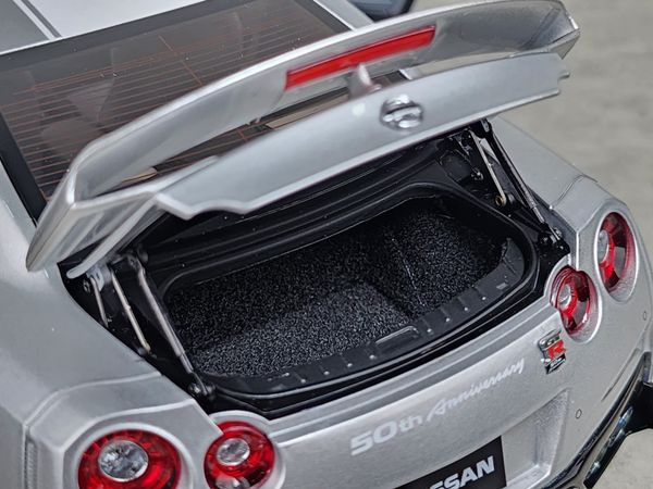 Xe Mô Hình Nissan GT-R(R35) 50th AnniVersary 1:18 MotorHelix (Ultimate – Shop Xe Mô Hình Tĩnh