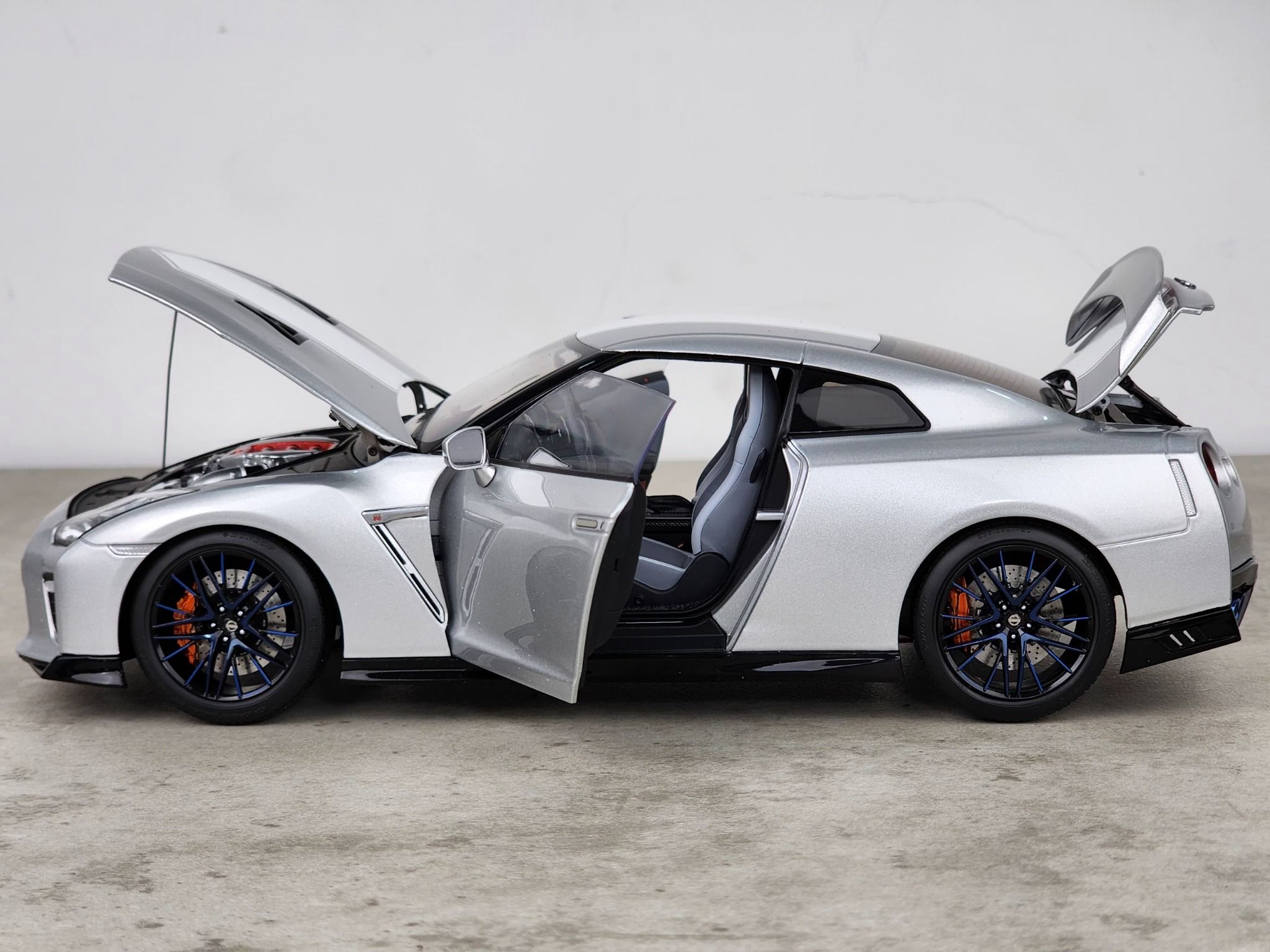 Xe Mô Hình Nissan GT-R(R35) 50th AnniVersary 1:18 MotorHelix (Ultimate – Shop Xe Mô Hình Tĩnh