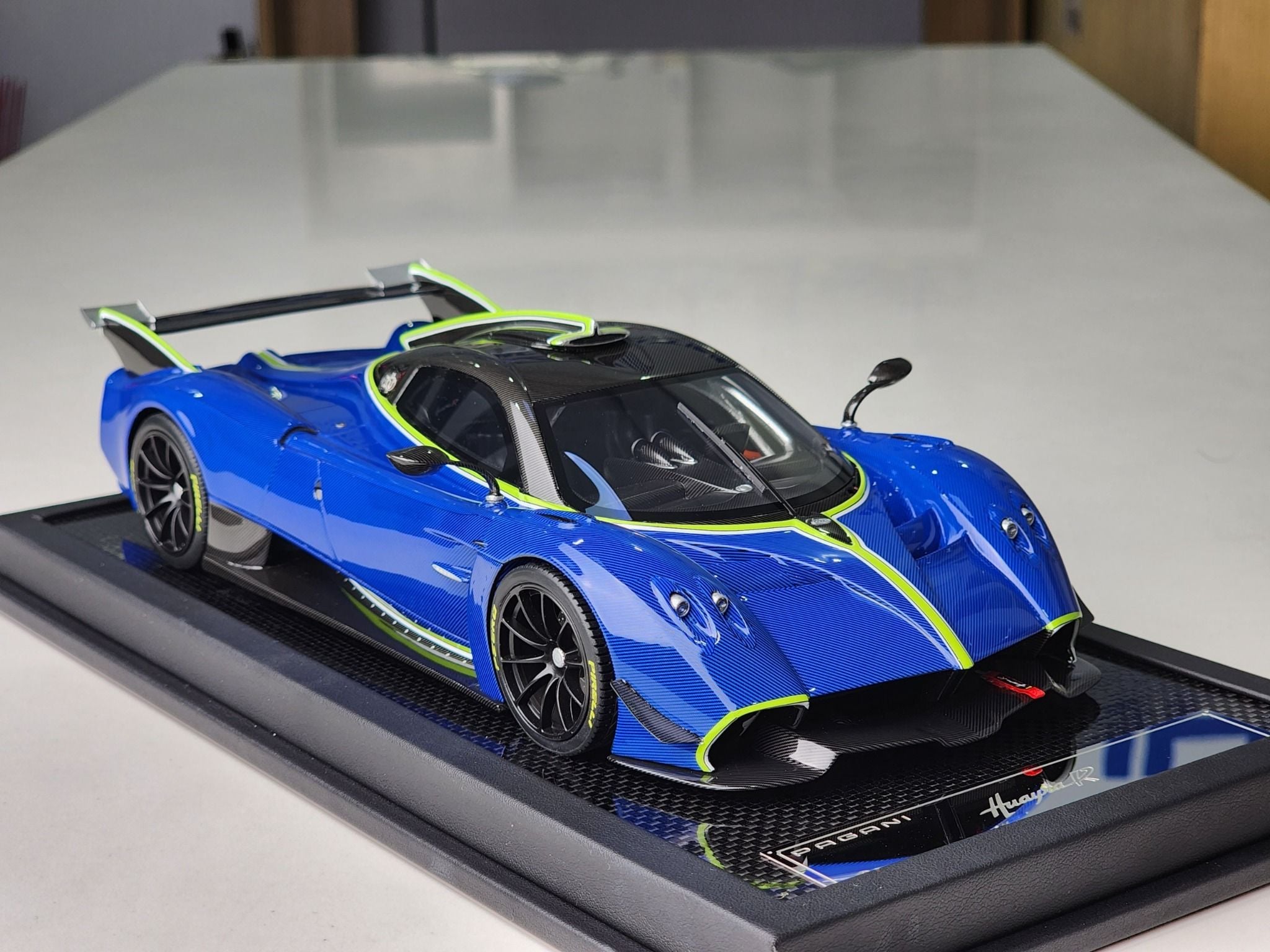 Xe Mô Hình Pagani Huayra R 1:18 Vip Scale Model ( Blue Carbon ) – Shop ...