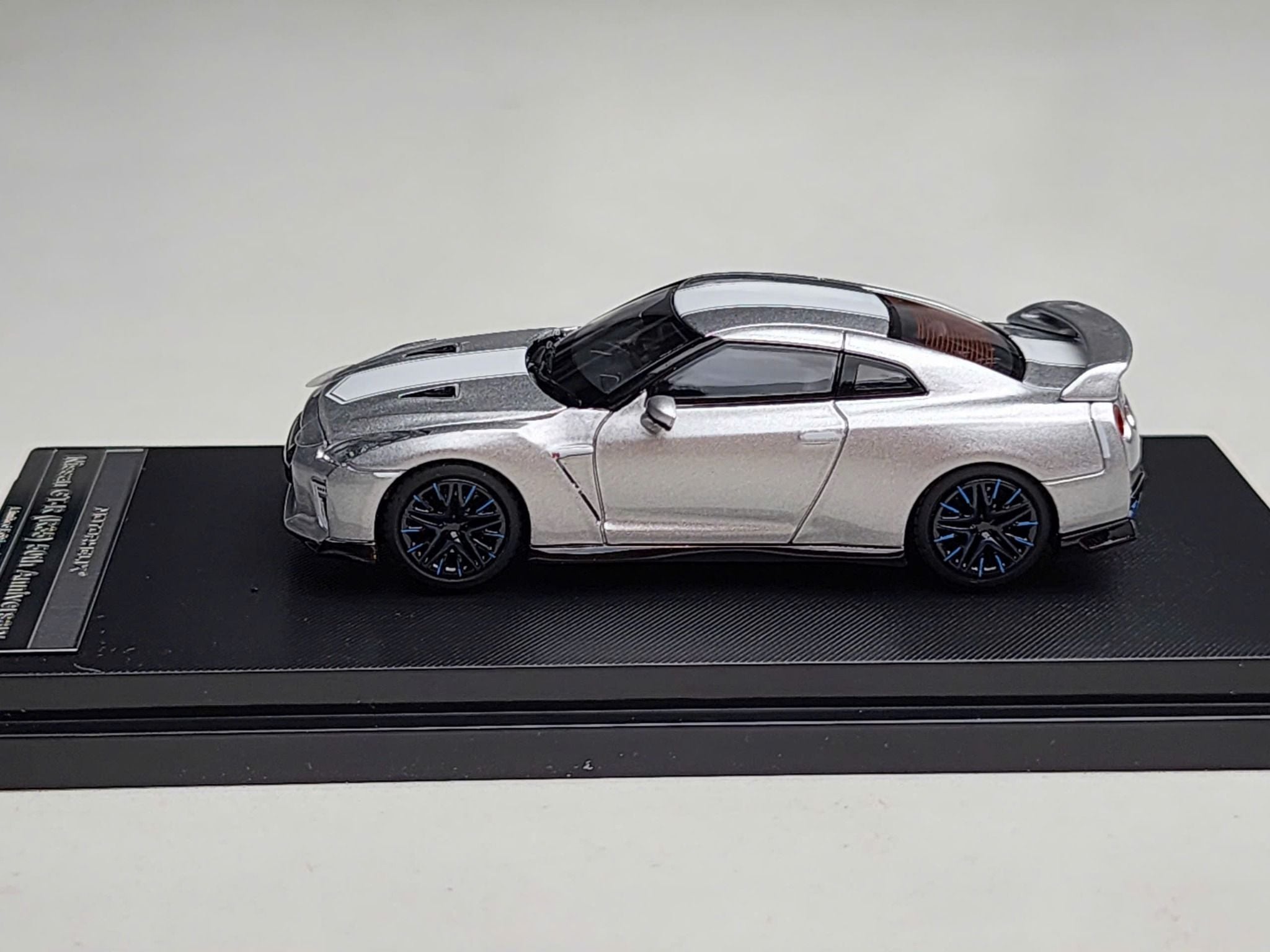 Xe Mô Hình Nissan R35 50th Anniversary 1:64 Motorhelix ( Silver ...
