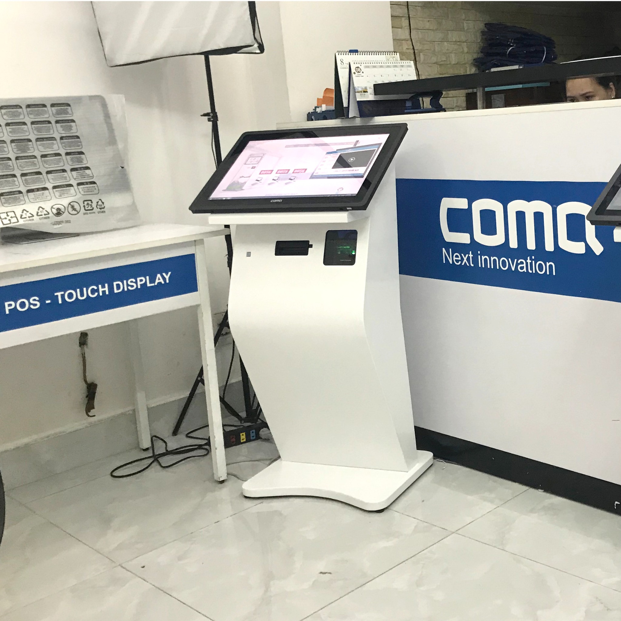 3. KIOSK tra cứu thông tin COMQ Q-KIOSK 2285TMT – ComQ