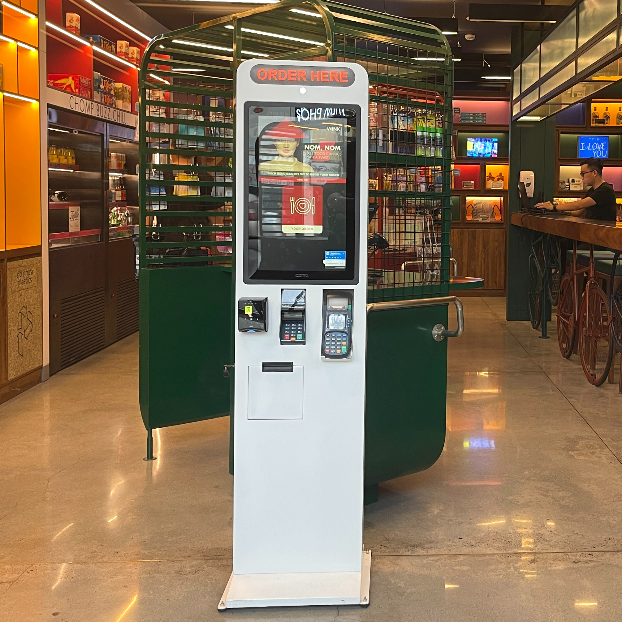 KIOSK bán hàng tự động Self service COMQ Q-KIOSK 2283 PMT – ComQ