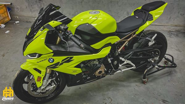 BMW S1000RR Trong bộ tem độ màu xanh Neon đơn giản mà cực nổi bật đến ...
