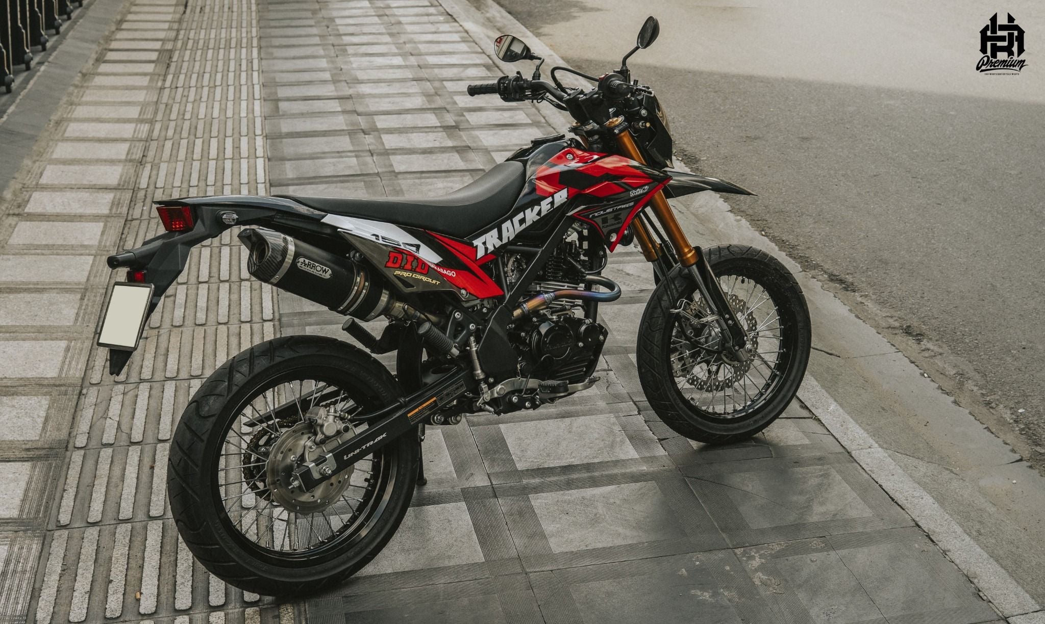 Kawasaki D Tracker 150 Dán tem trùm tông đỏ đen sắc nét – AK Premium