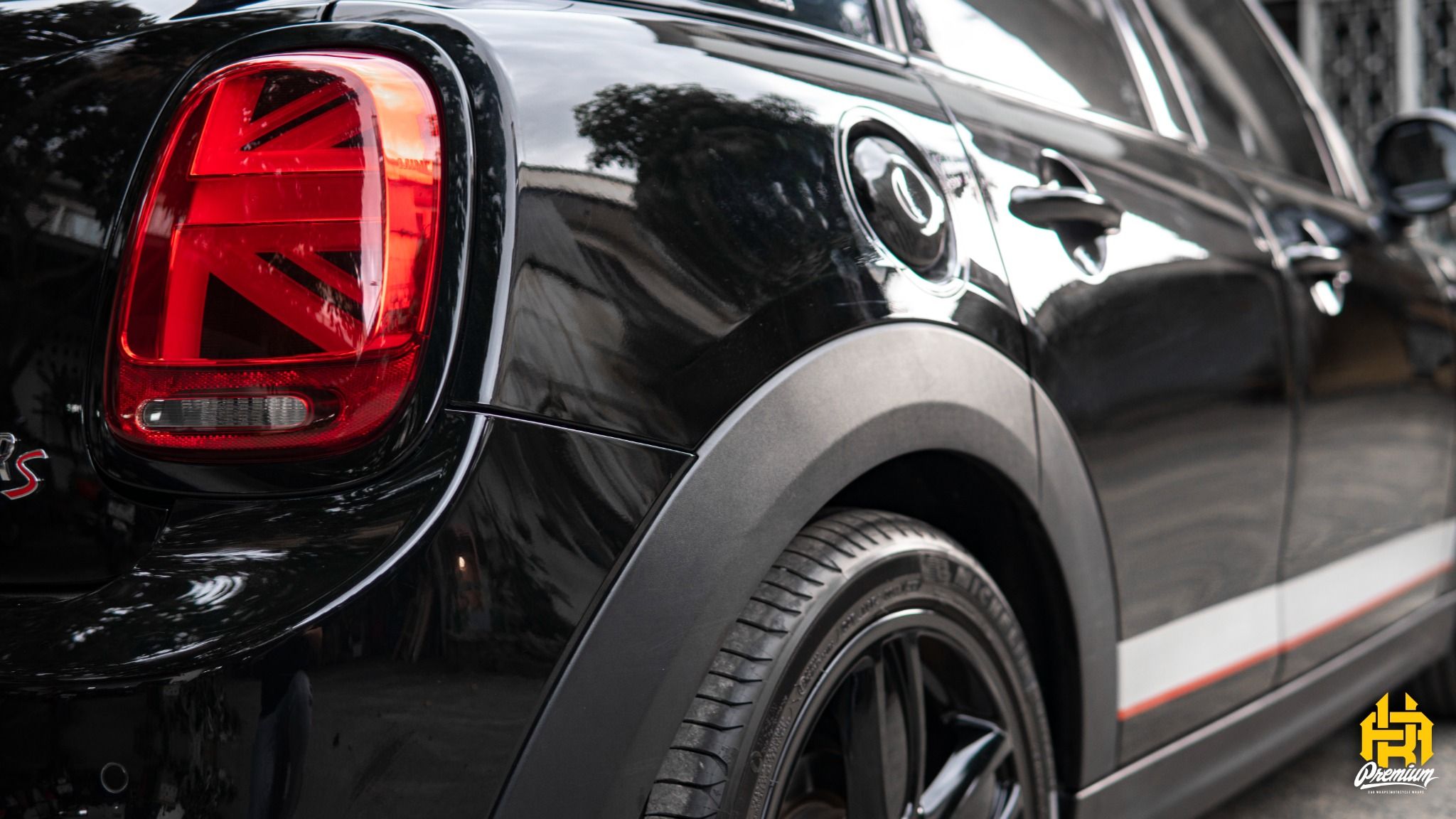 Mini Cooper màu đen dán decal viền bạc đẹp tại Tp. HCM – AK Premium