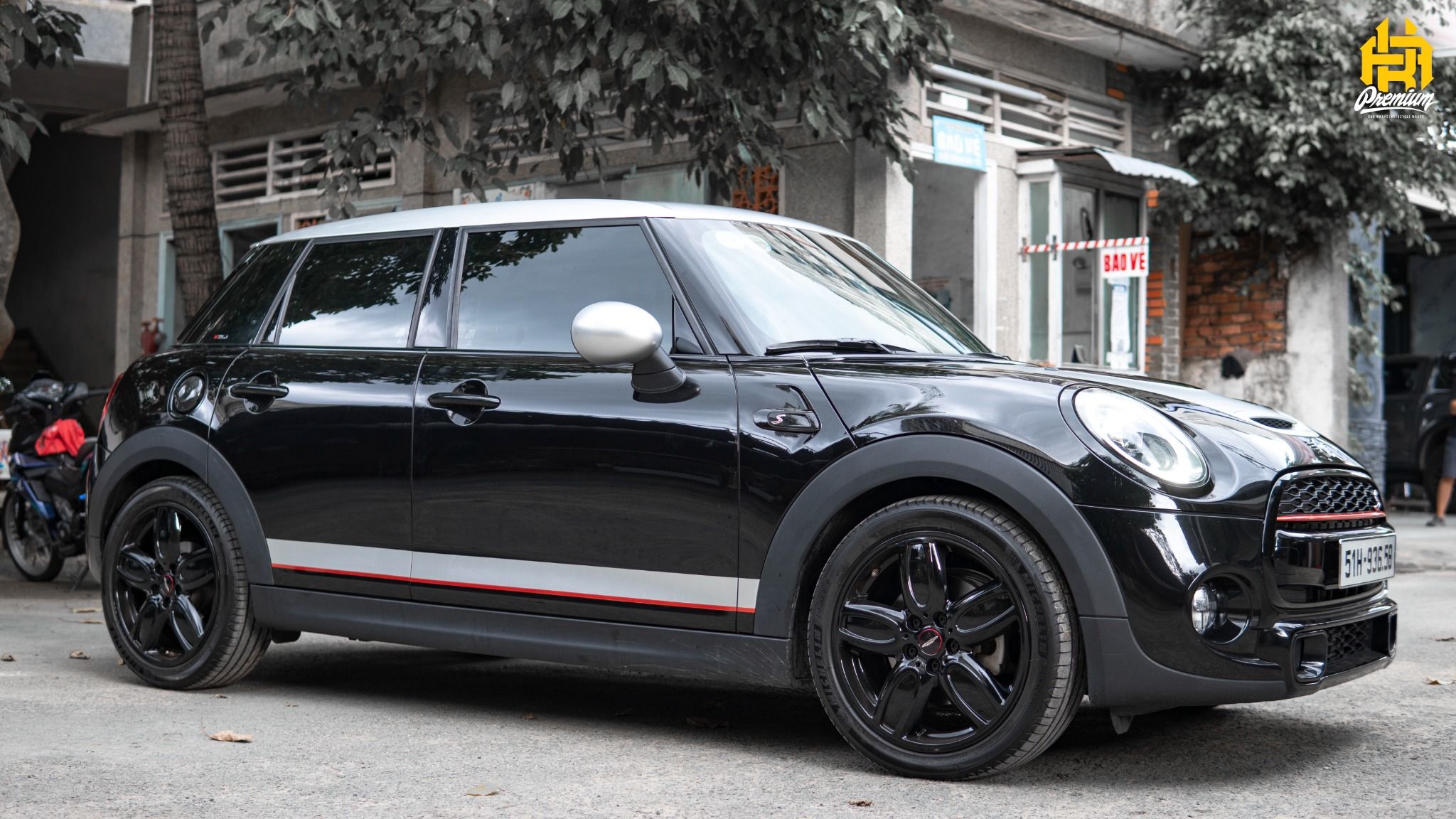 Mini Cooper màu đen dán decal viền bạc đẹp tại Tp. HCM – AK Premium