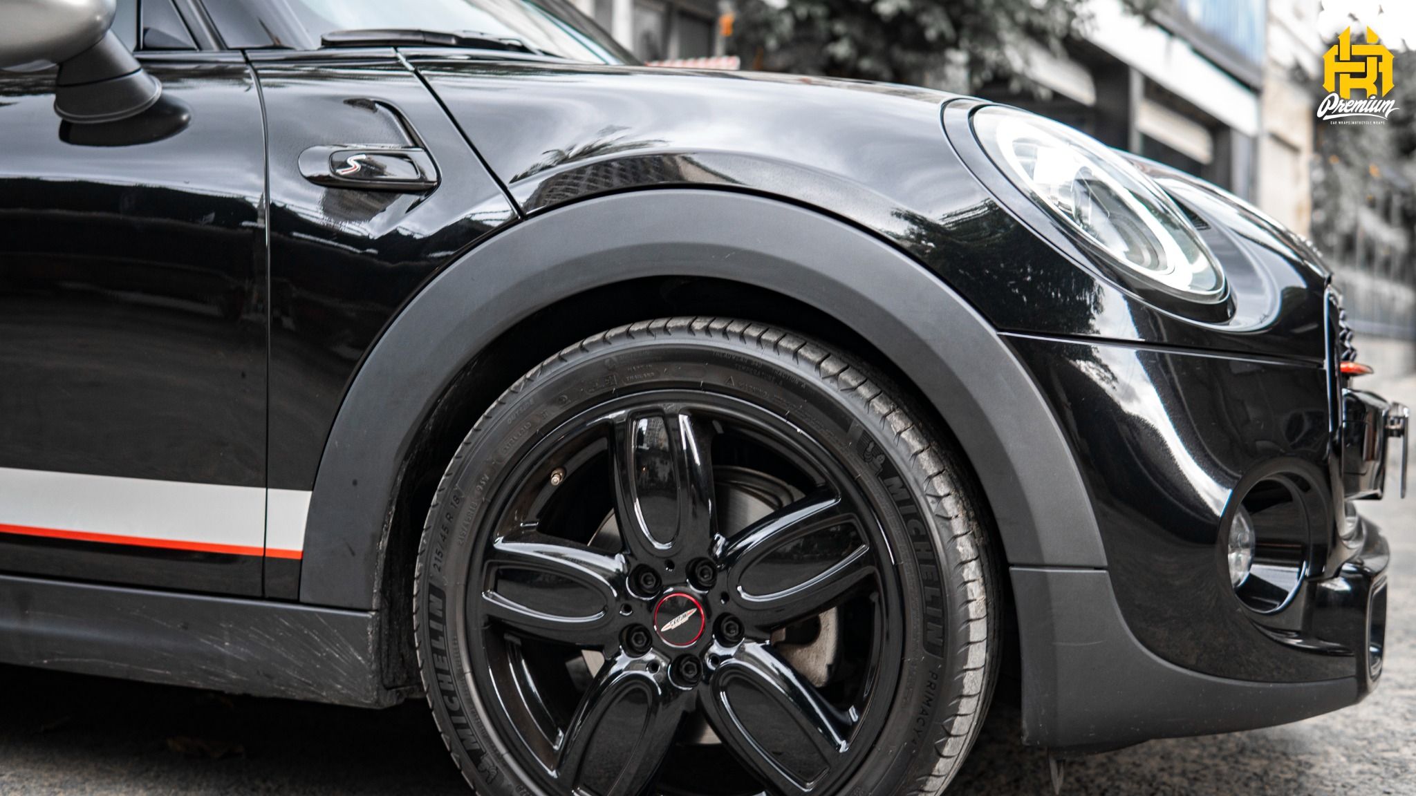 Mini Cooper màu đen dán decal viền bạc đẹp tại Tp. HCM – AK Premium