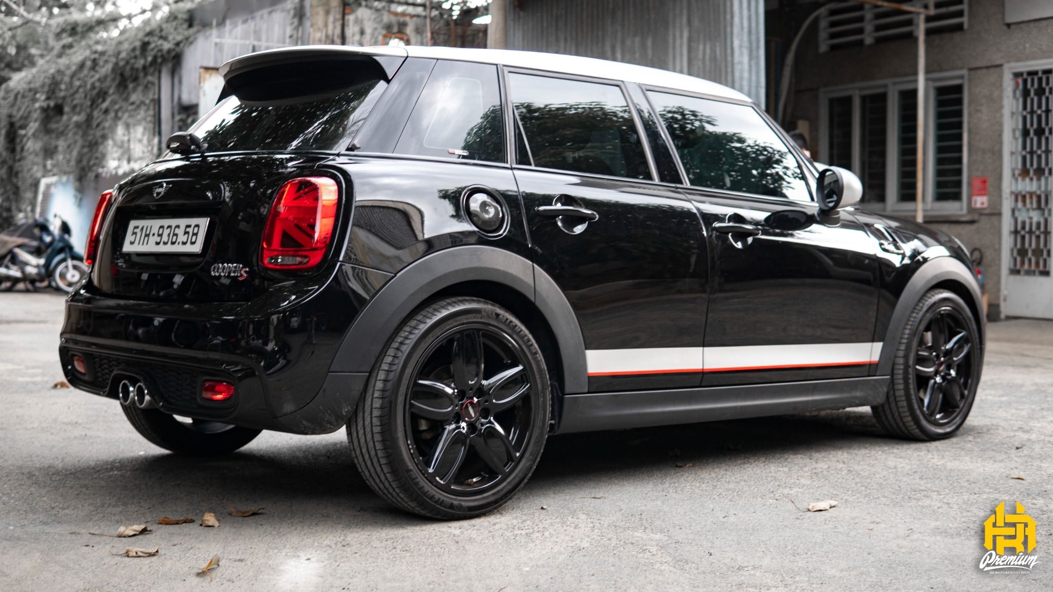 Mini Cooper màu đen dán decal viền bạc đẹp tại Tp. HCM – AK Premium