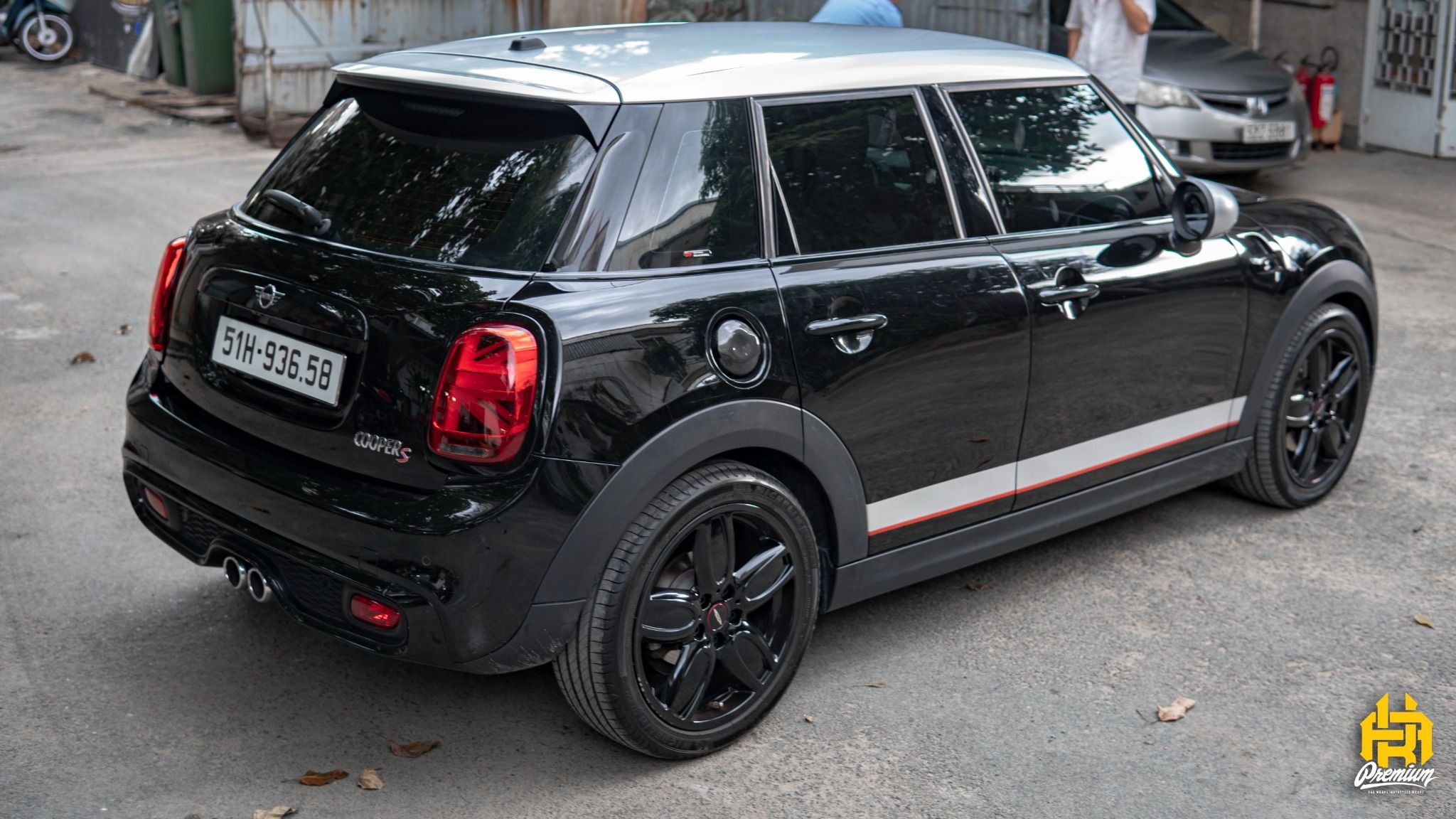 Mini Cooper màu đen dán decal viền bạc đẹp tại Tp. HCM – AK Premium