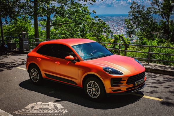 Porsche Macan wrap đổi màu cam nhũ ánh kim nổi bật – AK Premium