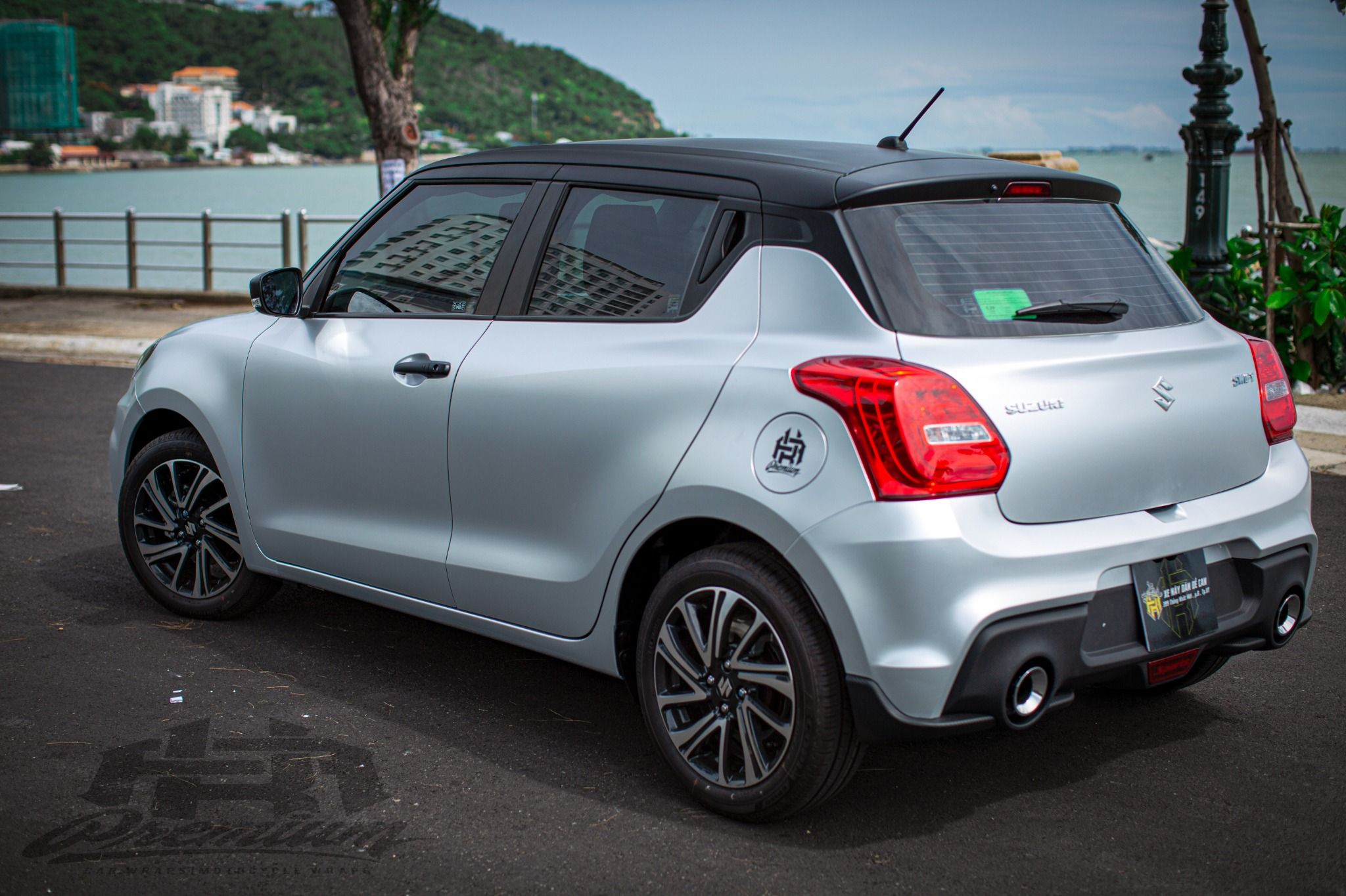 Suzuki Swift Wrap đổi màu bạc mờ và wrap nóc đen cứng cáp – AK Premium