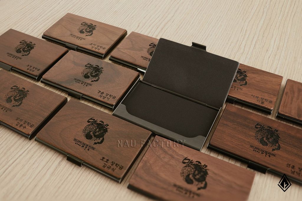 Hộp name card gỗ Walnut | Khắc logo và nội dung chữ Hàn – NAU FACTORY