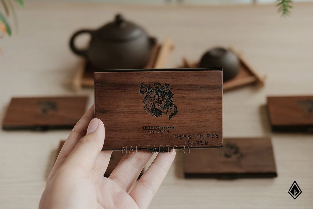 Hộp name card gỗ Walnut | Khắc logo và nội dung chữ Hàn – NAU FACTORY