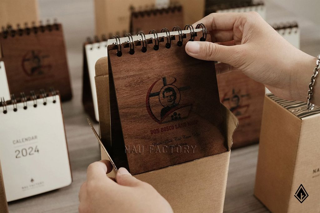 Lịch gỗ form đứng - In lên đế gỗ theo yêu cầu – NAU FACTORY