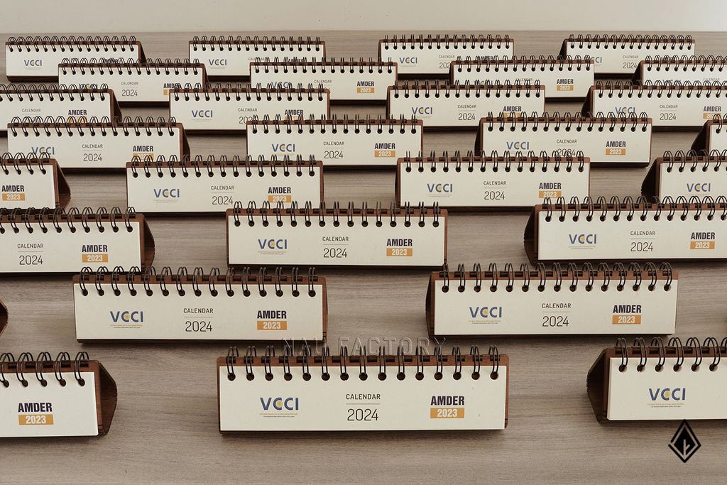 Lịch gỗ Minimalism form ngang - In logo doanh nghiệp – NAU FACTORY