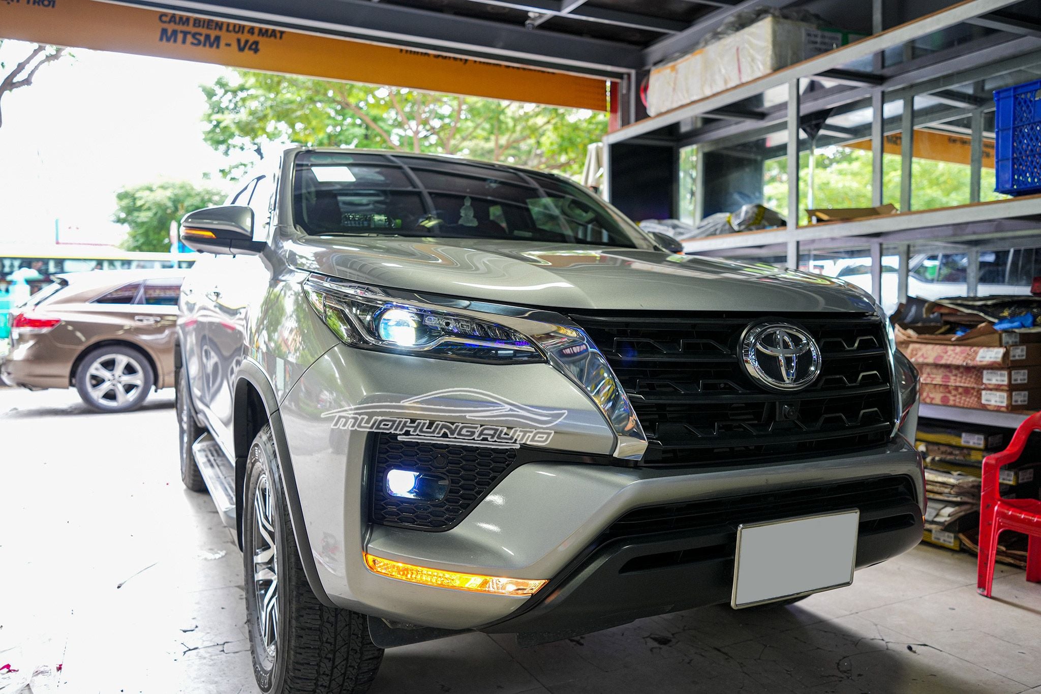 Độ Bi LED Domax X-LED Pro Và Bi Gầm Eagle F-Light Cho Xe Toyota Fortun ...