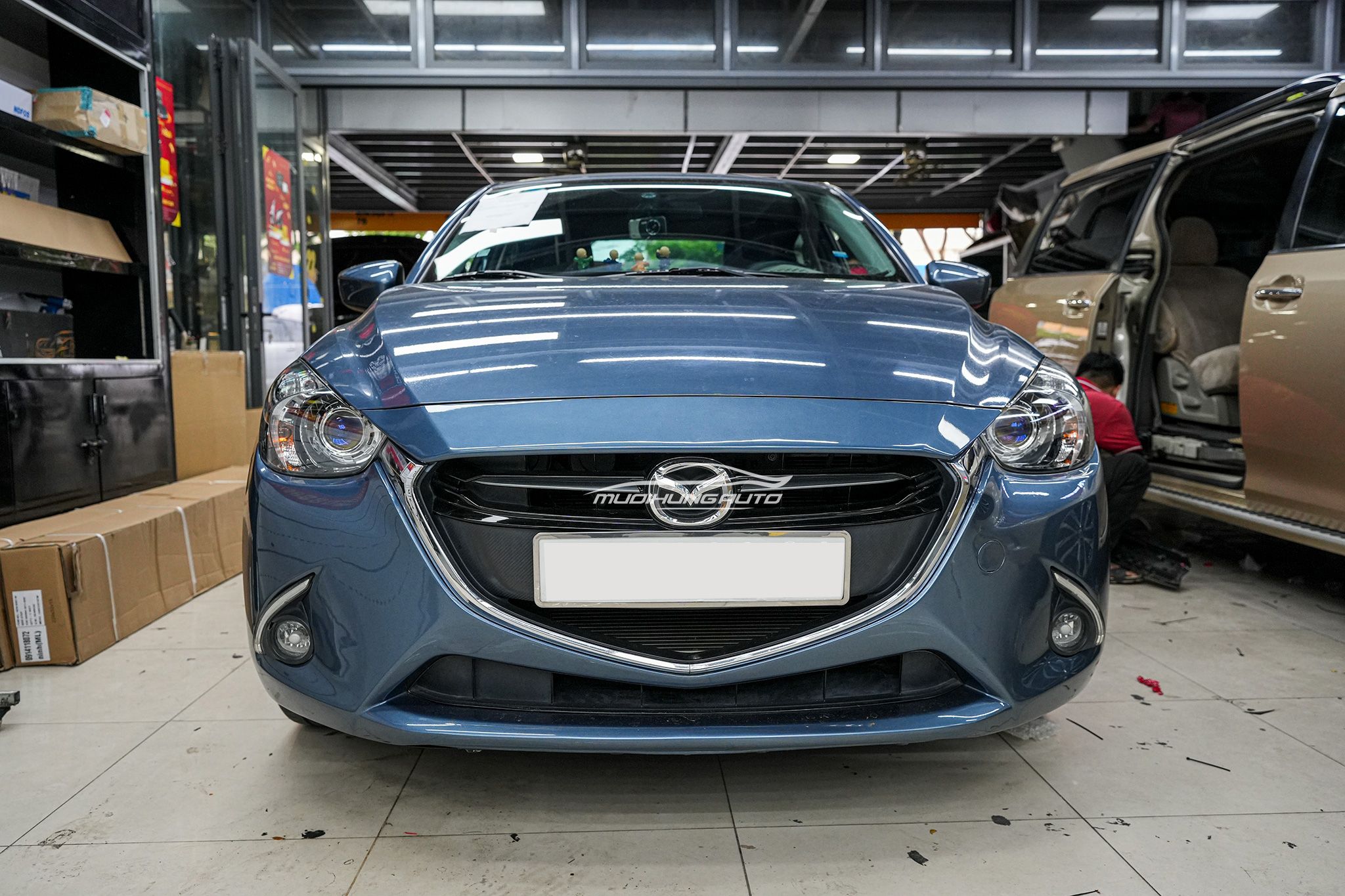 Gắn Bi LED Lion King Aozoom Chính Hãng Cho Xe Mazda 2 - Mười Hùng Auto