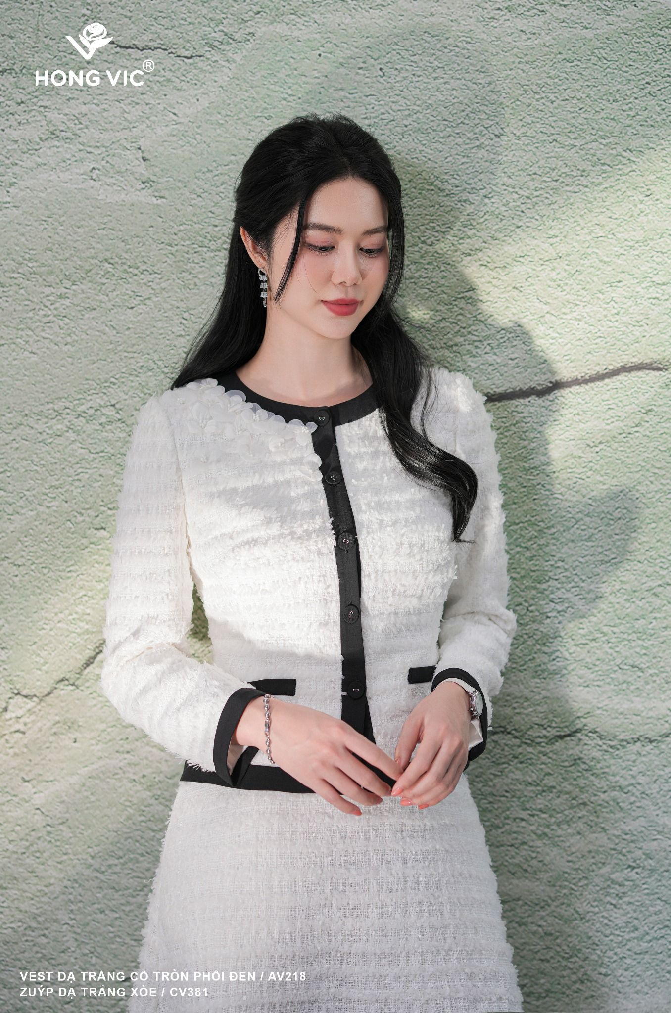 Vest dạ trắng cổ tròn phối đen AV218 – hongvicfashion