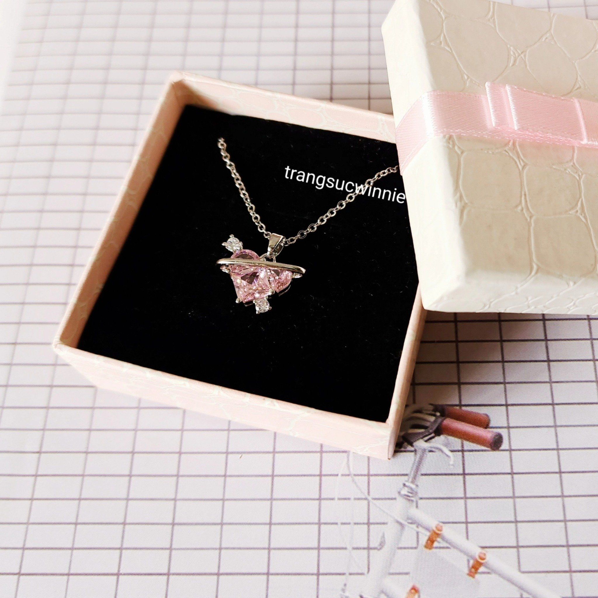 Dây chuyền Pink heart planet – Winnie Accessories