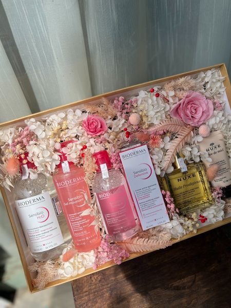 Set hoa decor mỹ phẩm bespoke – Wild Bloom Concept