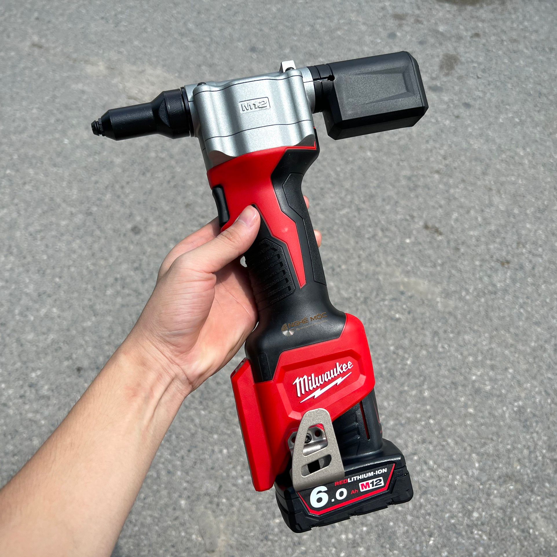 Máy bắn đinh rút Milwaukee M12 BPRT-0C – mochaiphat
