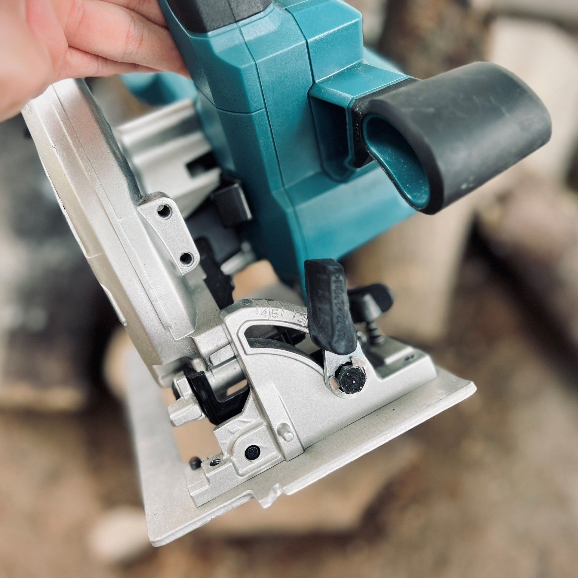 Máy cưa đĩa dùng pin 18V Makita DHS660 – mochaiphat