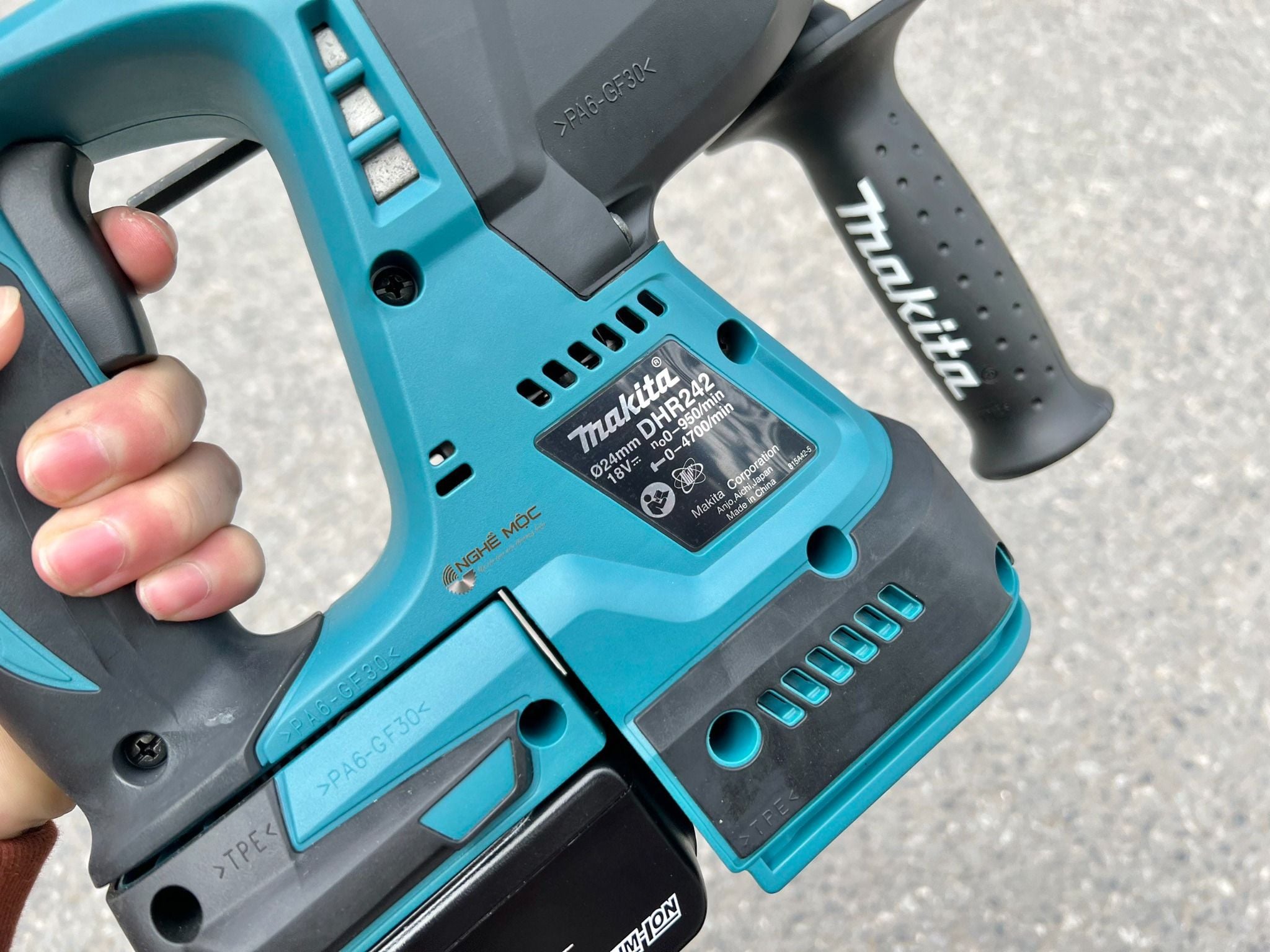 Máy khoan bê tông dùng pin Makita DHR242 – mochaiphat