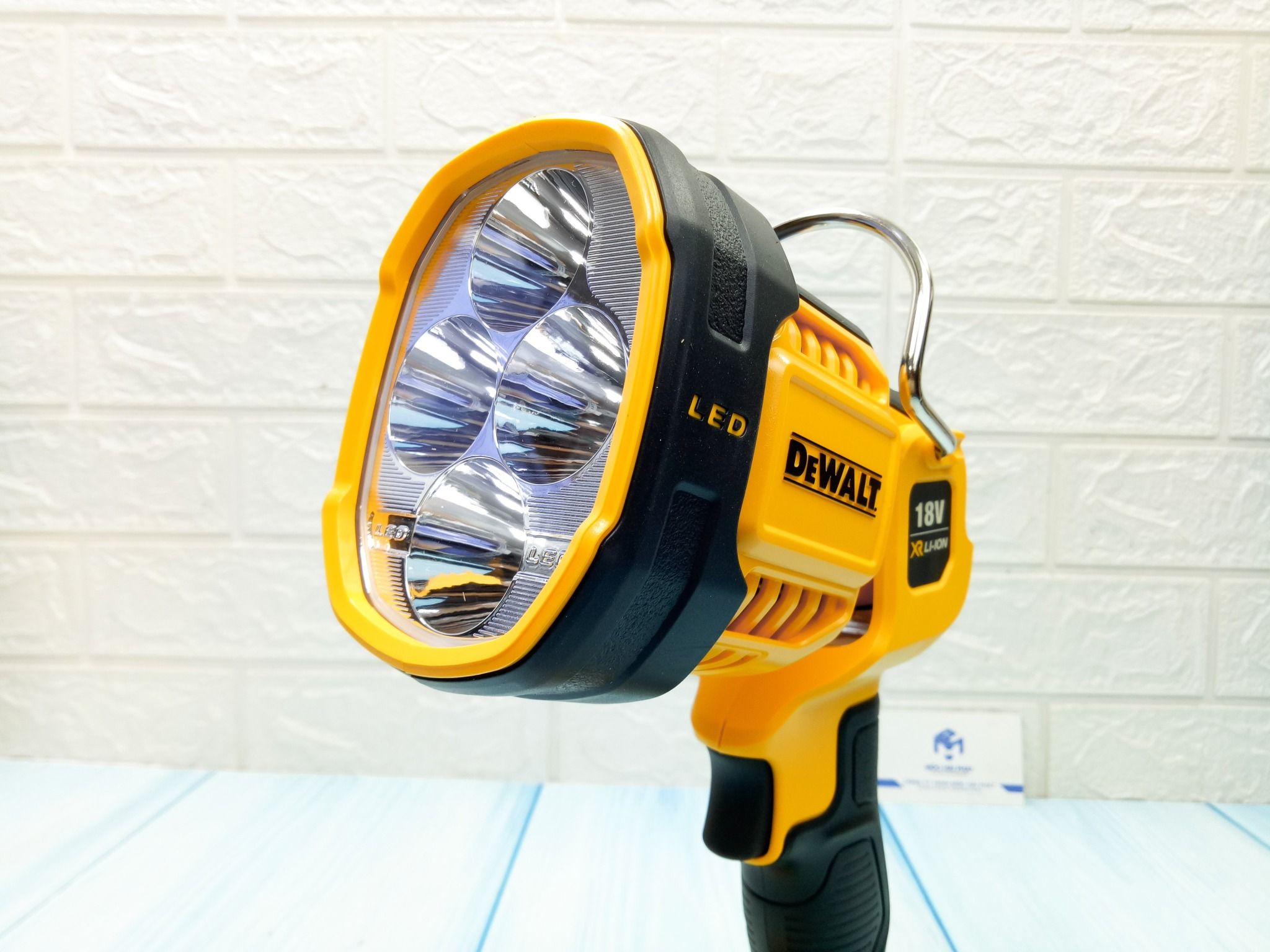 Đèn Led dùng pin Dewalt DCL043 – mochaiphat