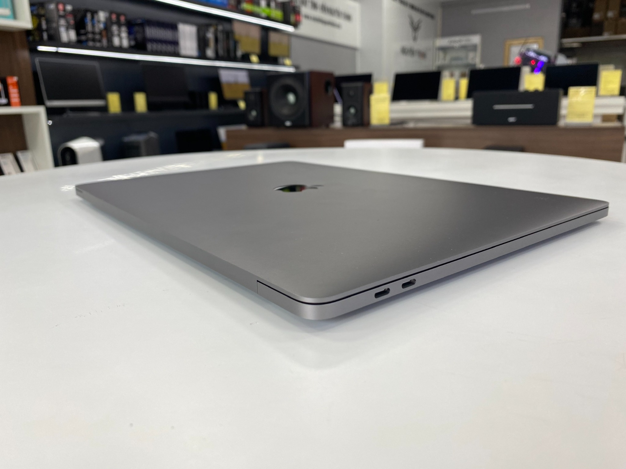 MacBook Pro 2018 15 inch (MR932) (Core i7 2.2GHz/ 16GB RAM MacBook Pro 2018 15 inch (MR932) (Core i7 2.2GHz/ 16GB RAM