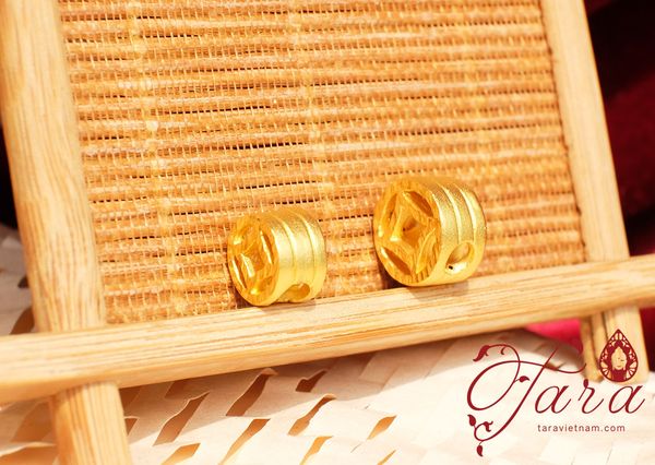 Charm Đồng Tiền Dáng Trụ Vàng – TARA GEMS