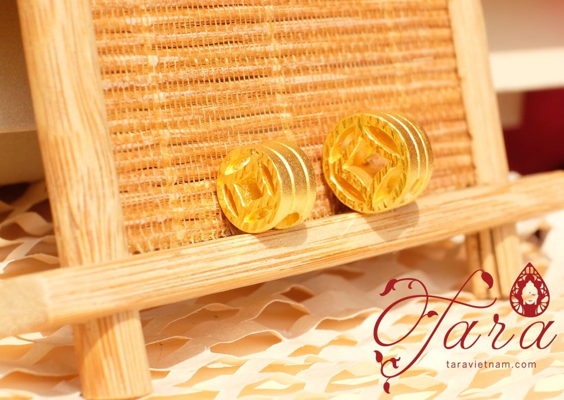 Charm Đồng Tiền Dáng Trụ Vàng – TARA GEMS