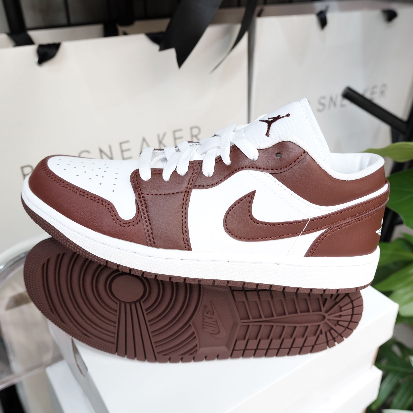 Giày Nike Air Jordan 1 Low Gets A Familiar Team Red DC0774-116 – BG SNEAKER