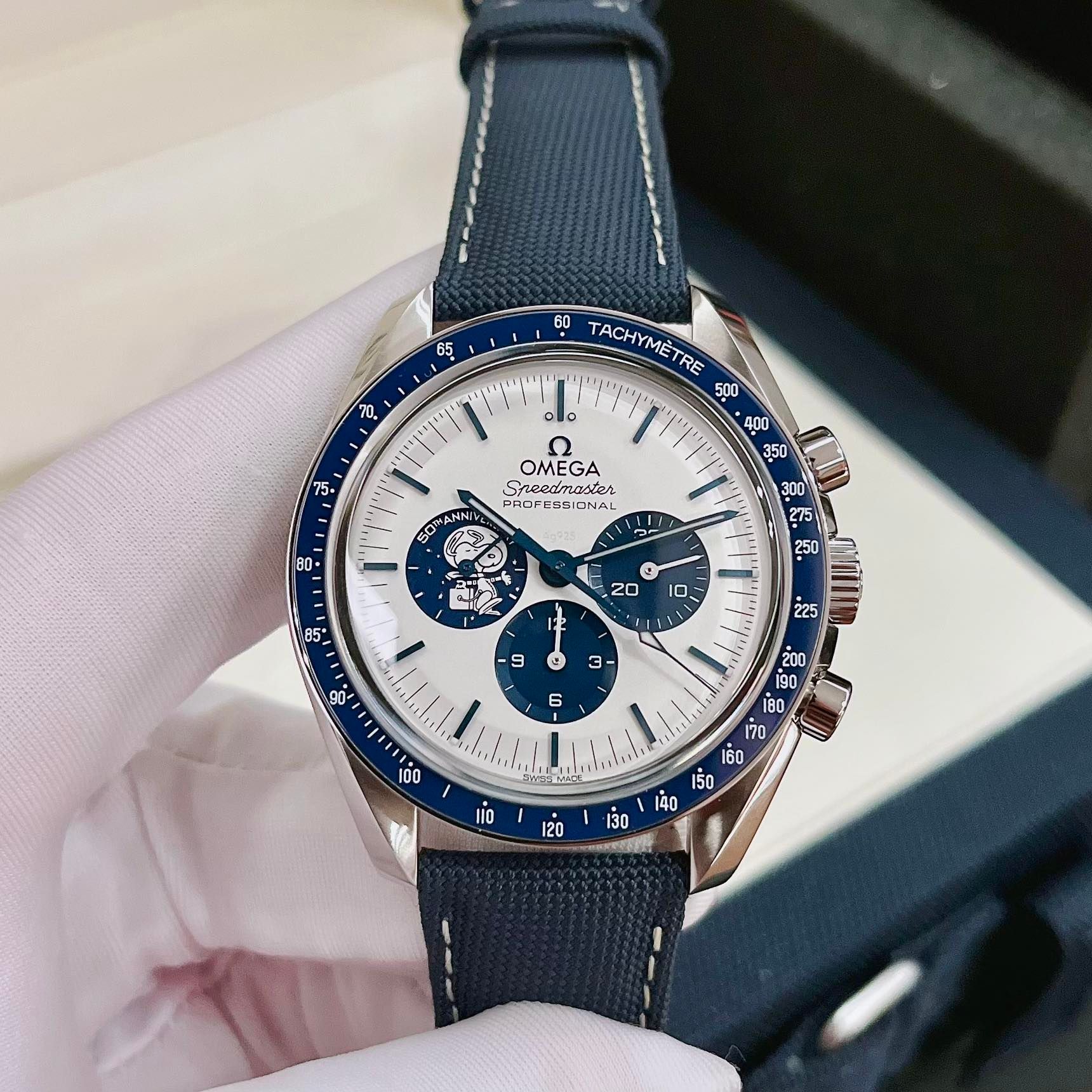 Đồng hồ Omega 310.32.42.50.02.001 Speedmaster Silver Snoopy Award – ACAuthentic