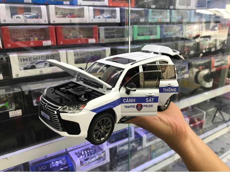 Mô hình xe ô tô độ CSGT Lexus LX600 full kính full open tỉ lệ 1:24 Chi ...