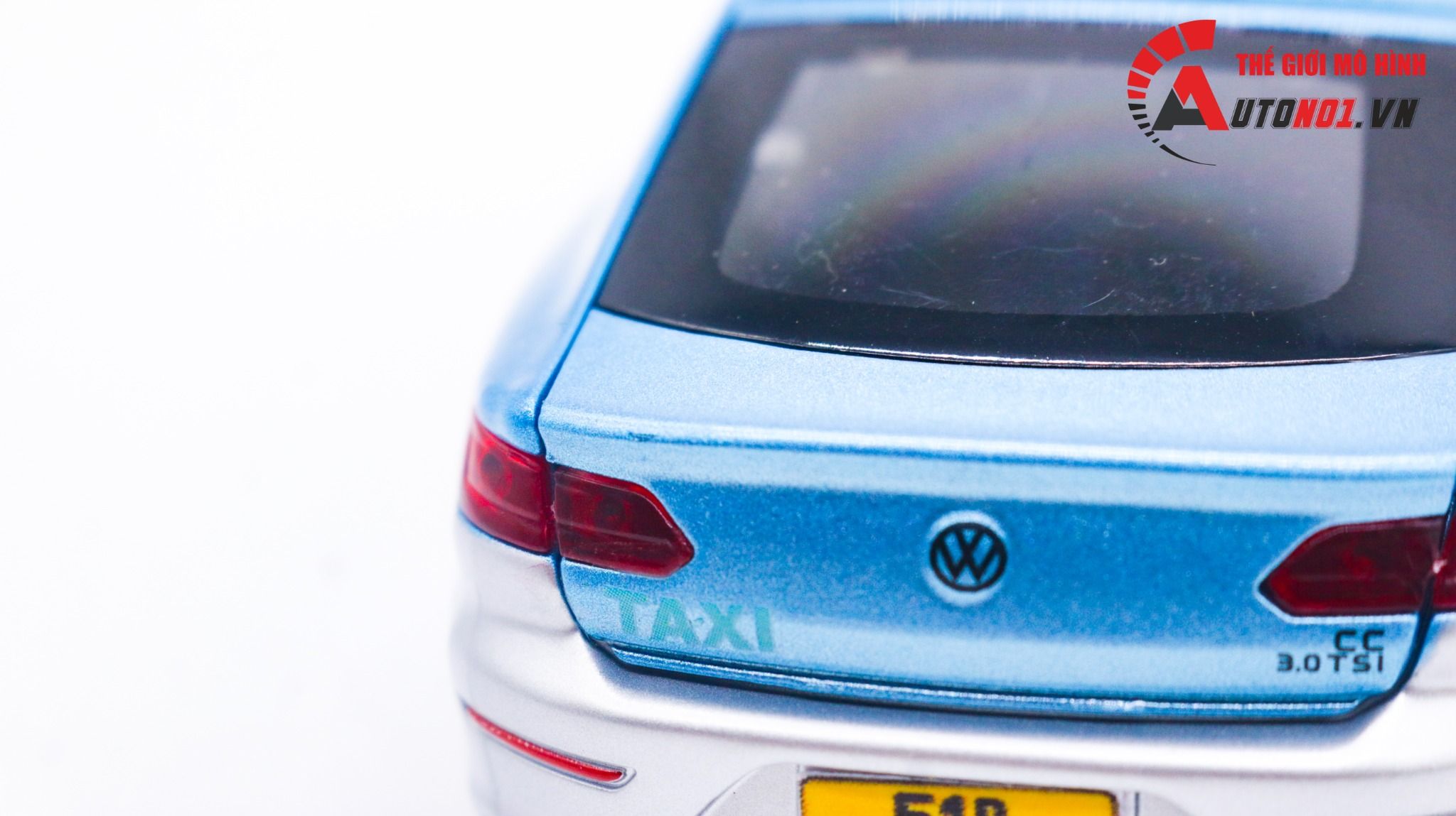 Mô hình xe ô tô dịch vụ taxi độ tem Vin xanh SM full open có âm thanh ...