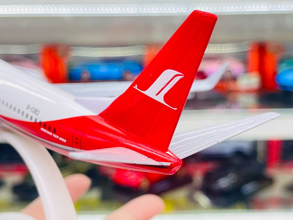 Mô hình máy bay China Shanghai Airlines Boeing B737 có bánh xe 20cm MB ...