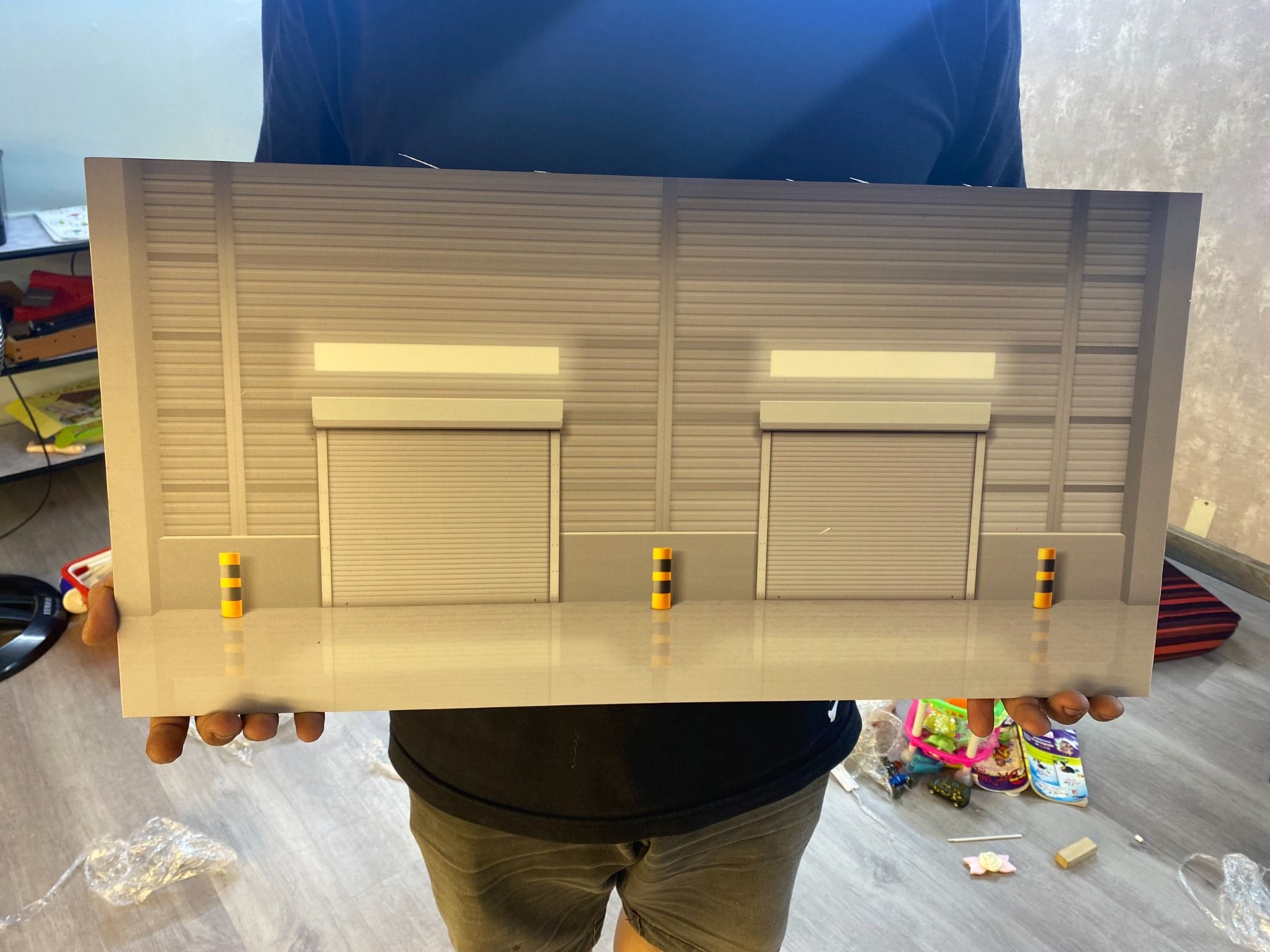 Diorama trưng bày 1 mặt background Nhà kho có cửa dành cho mô hình Dio – Cửa Hàng Mô Hình Autono1.vn