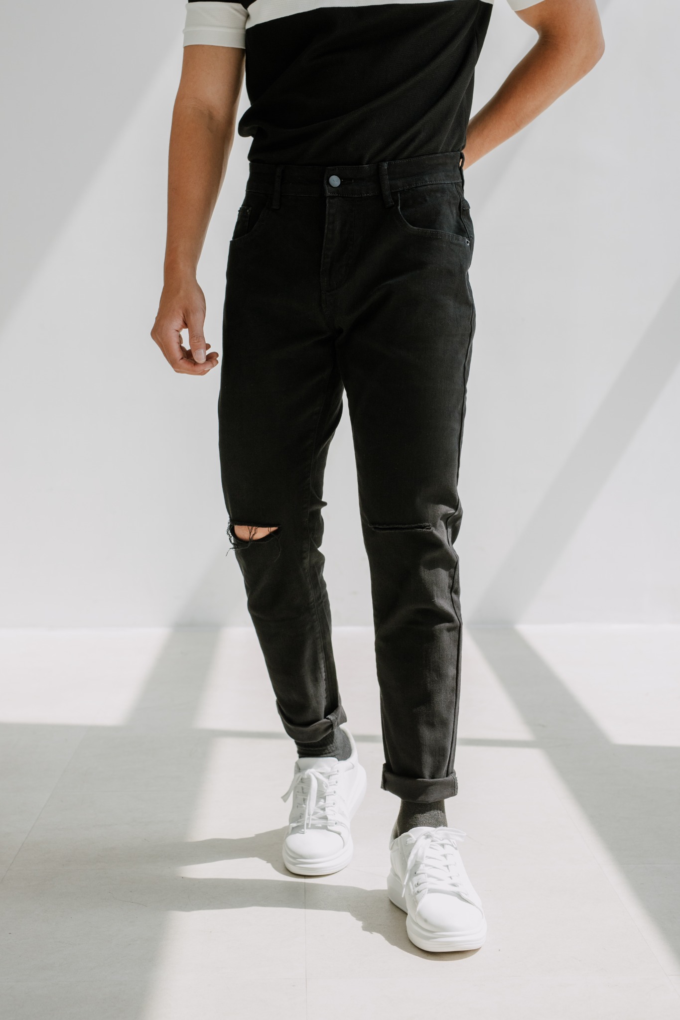 AG80 SIGNATURE SLIMFIT RIPPED KNEE JEANS - BLACK – Americus Gosani