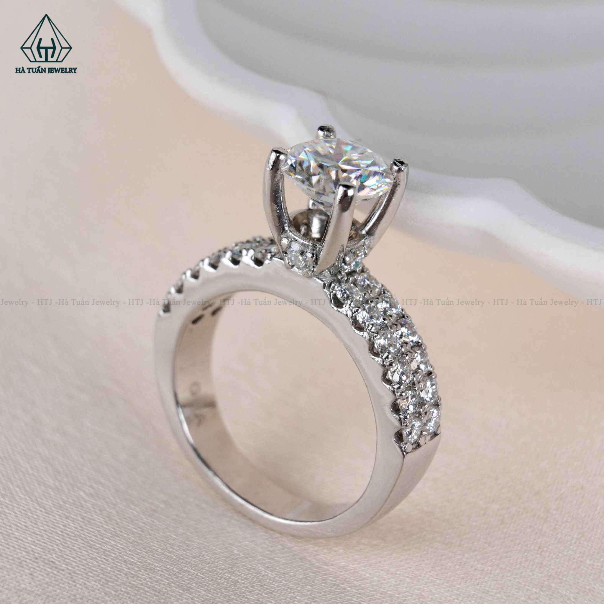 Nhẫn nữ xi RX245 FULL MOIS 7mm – Hà Tuấn Jewelry