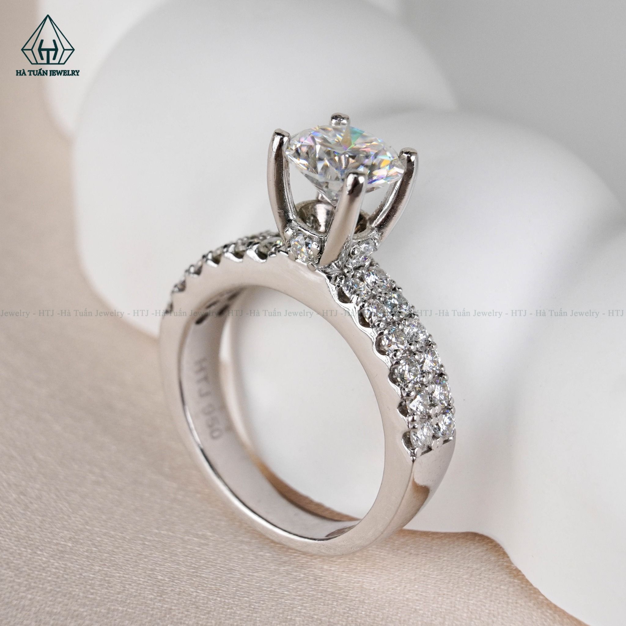Nhẫn nữ xi RX245 FULL MOIS 7mm – Hà Tuấn Jewelry