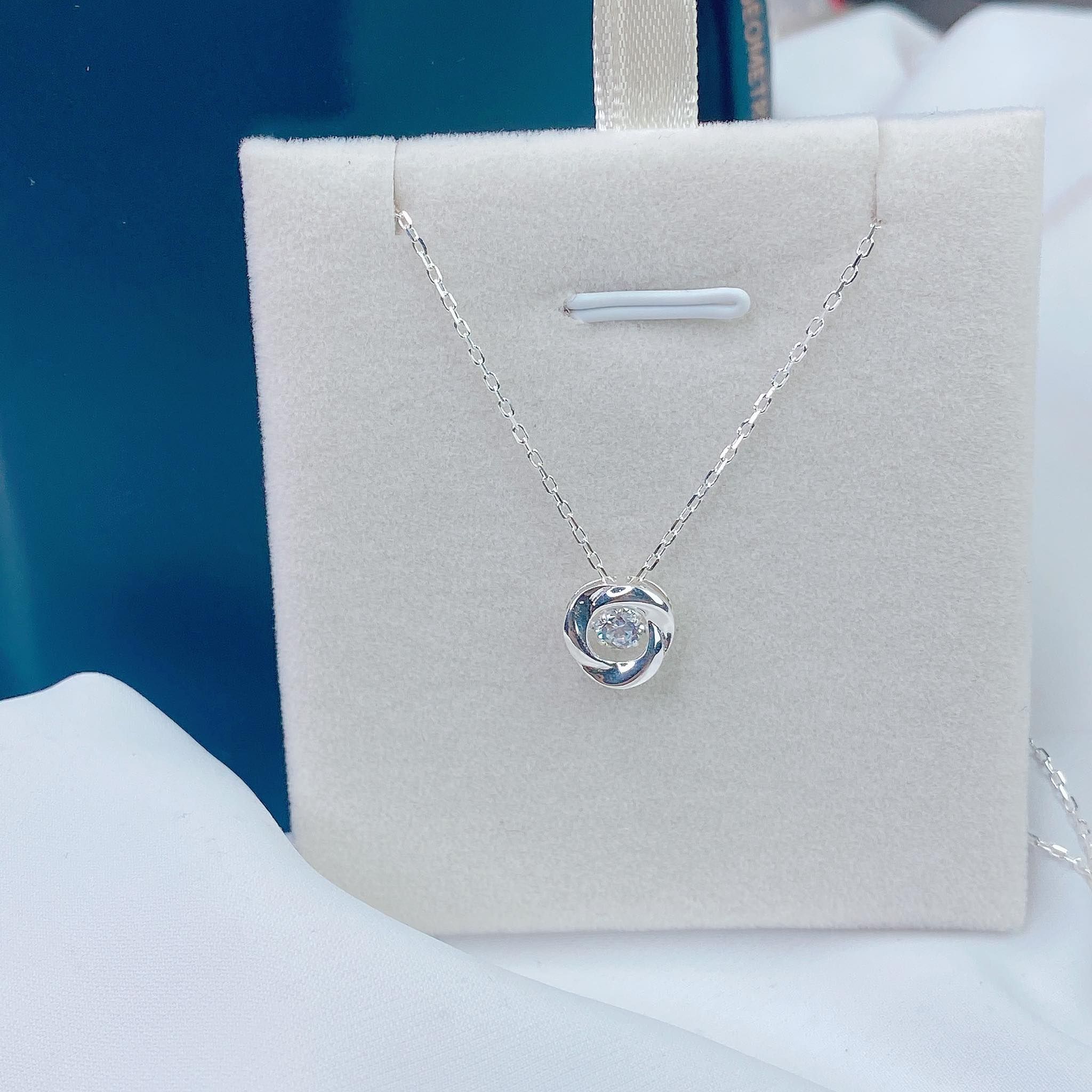 Dây chuyền đá vành tròn xoắ...