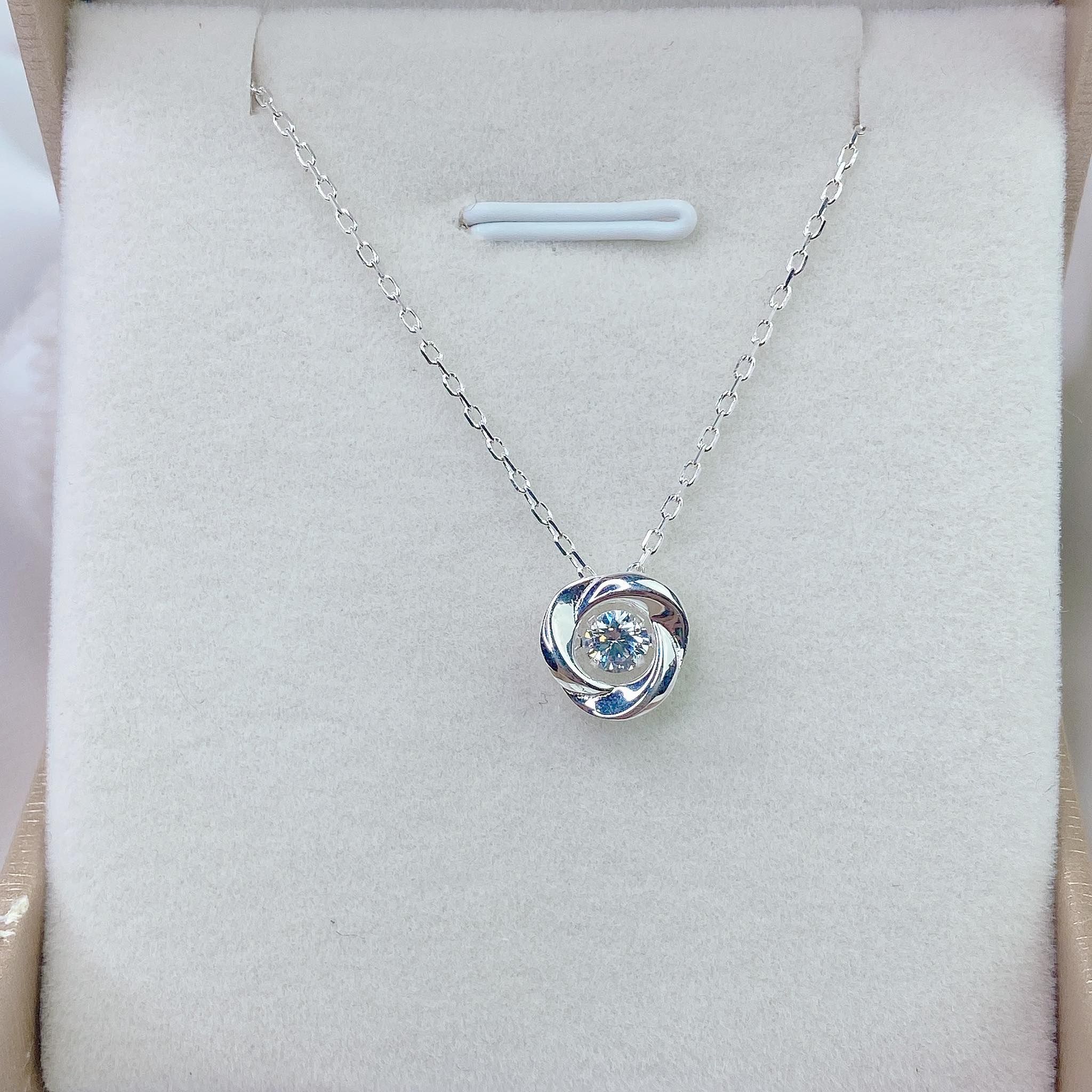 Dây chuyền đá vành tròn xoắ...