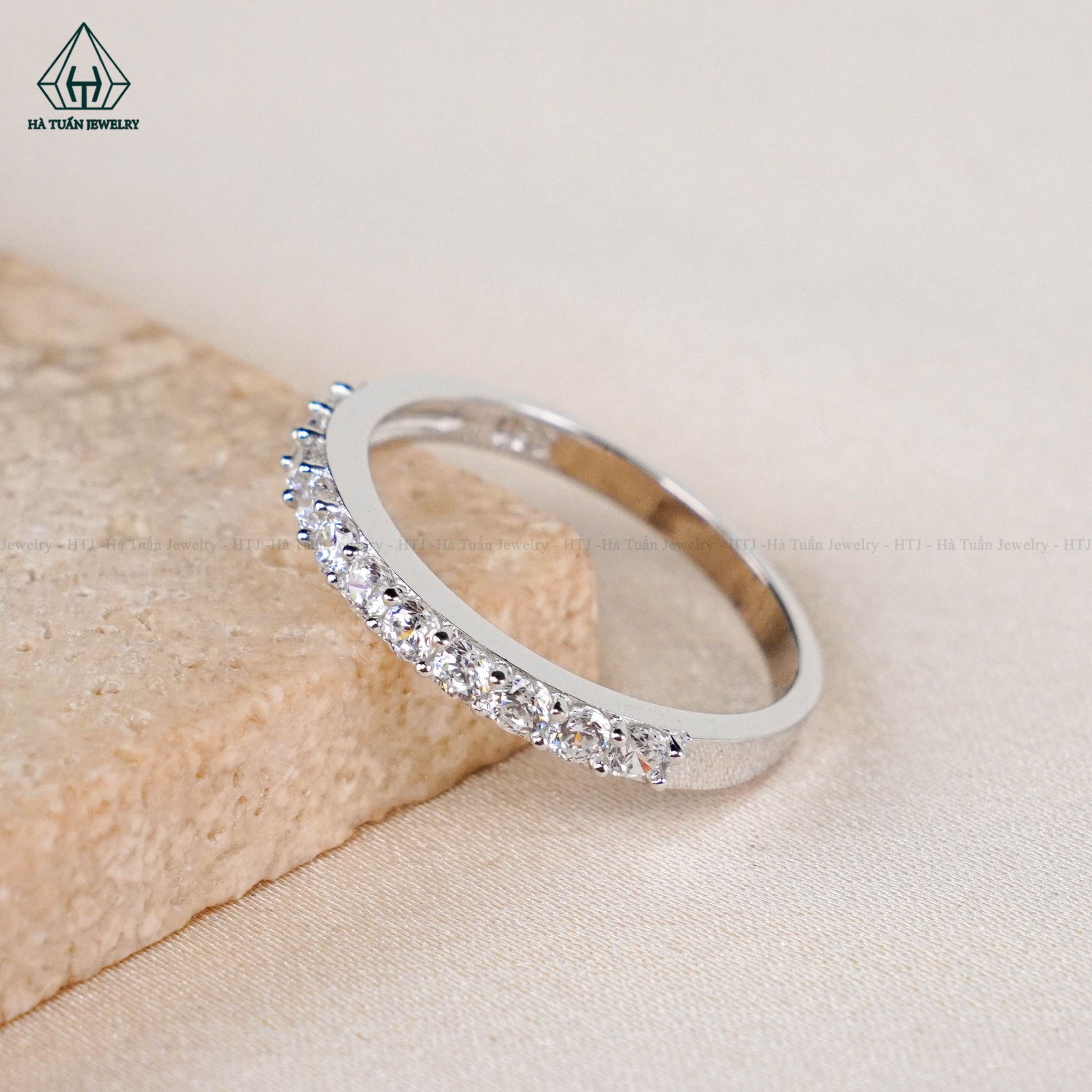 R929 Nhẫn nữ nửa vòng đá cz – Hà Tuấn Jewelry